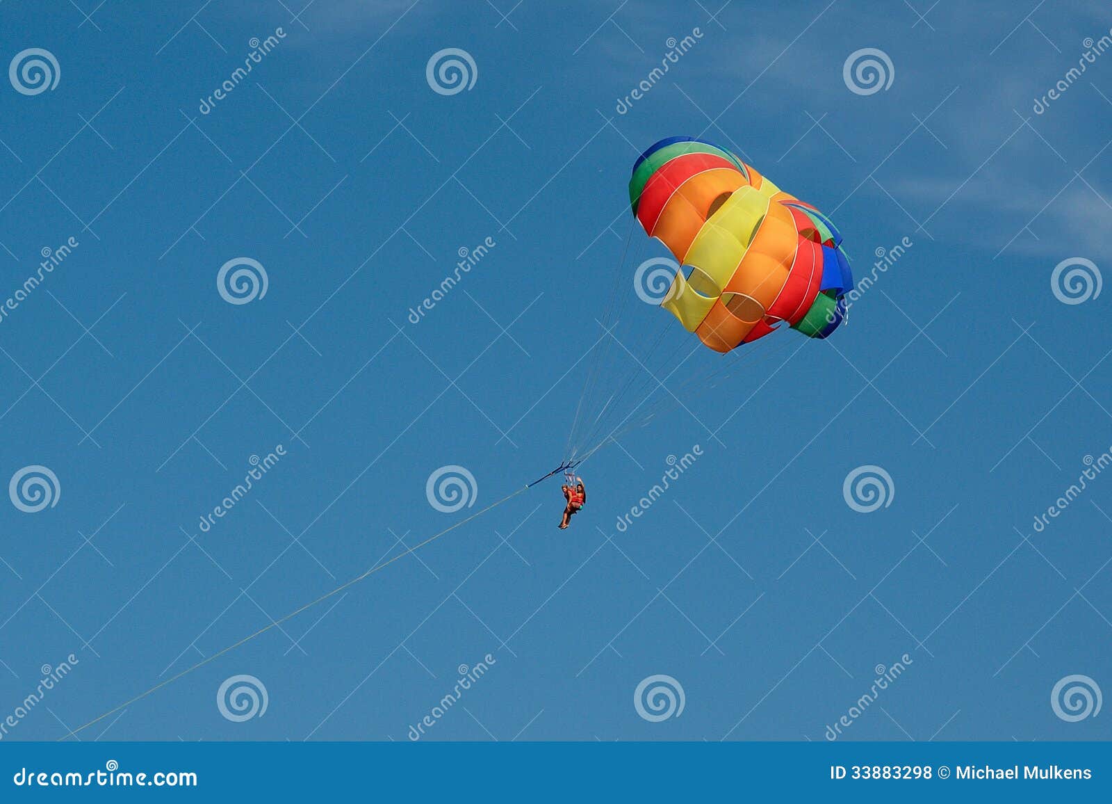 Parascending in Alcudia redaktionelles stockfoto. Bild von feiertag ...