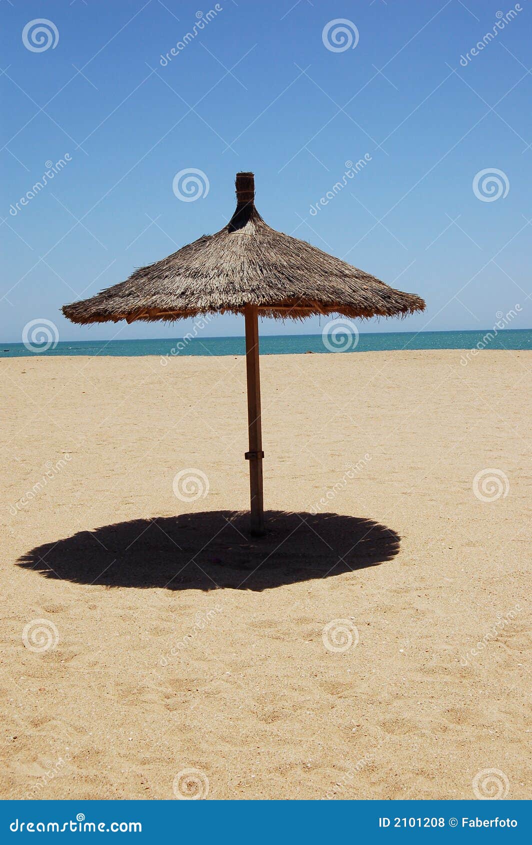 Parasol de playa foto de archivo. Imagen de playa, seco - 2101208