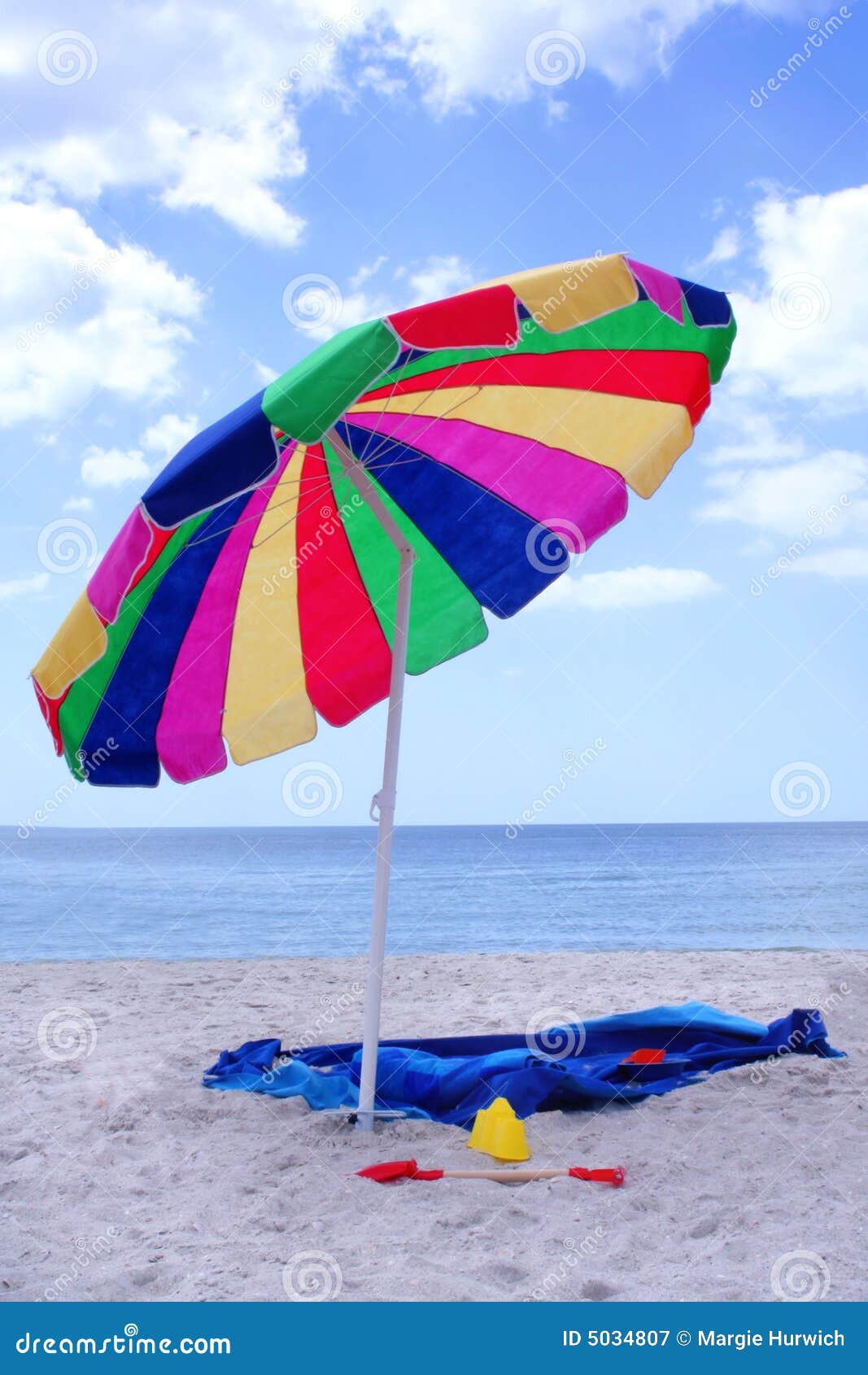 Parasol de playa imagen de archivo. Imagen de colorido - 5034807