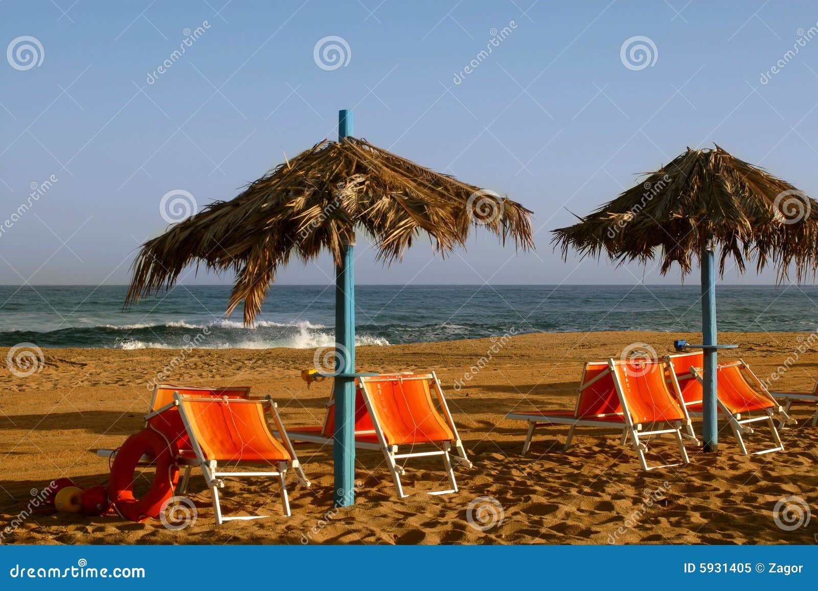 Parasol de playa imagen de archivo. Imagen de caliente - 5931405
