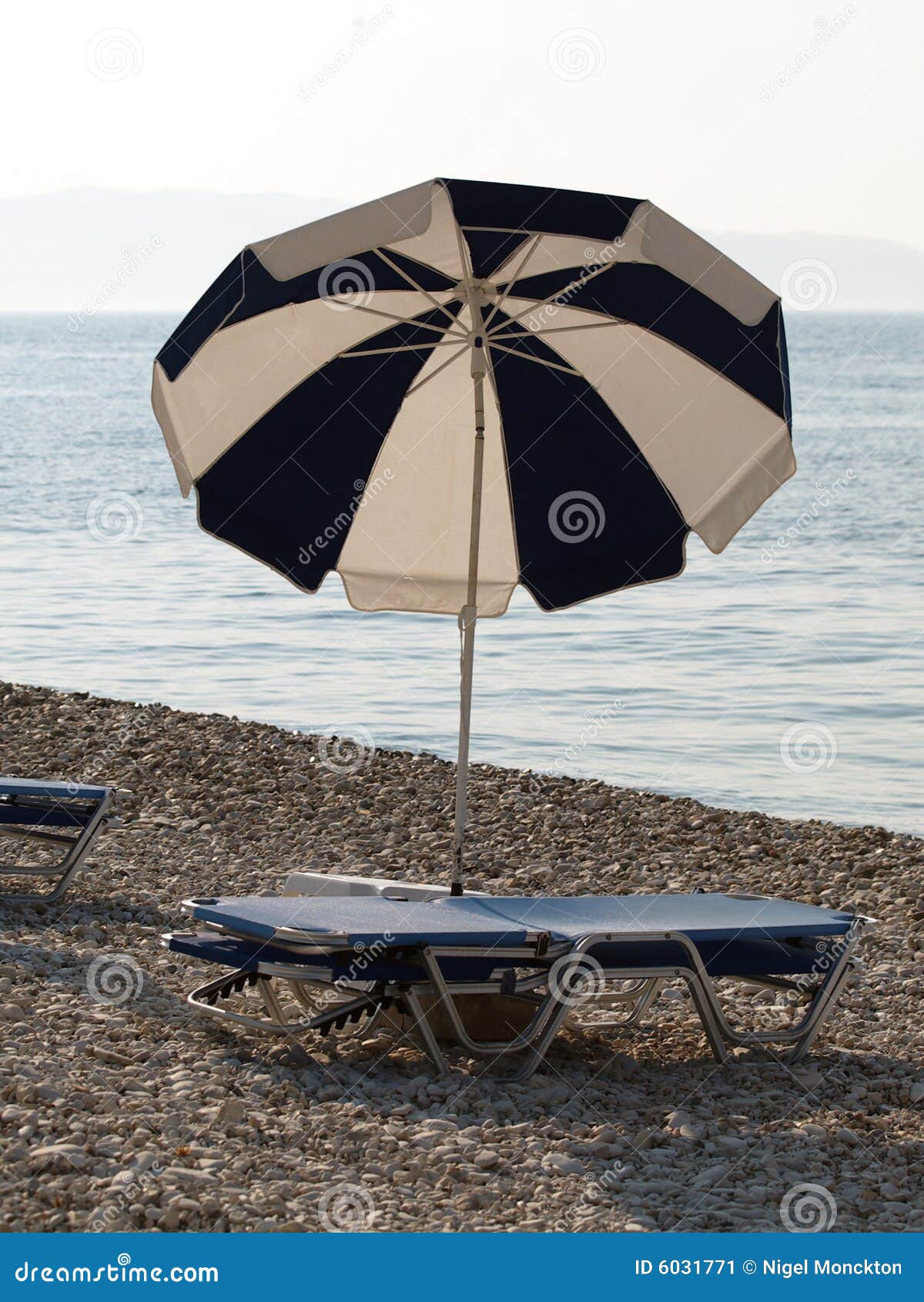 Parasol de playa imagen de archivo. Imagen de paraguas - 6031771