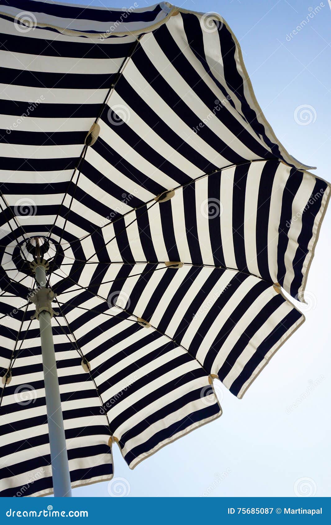 Parasol de playa imagen de archivo. Imagen de sombrilla - 75685087