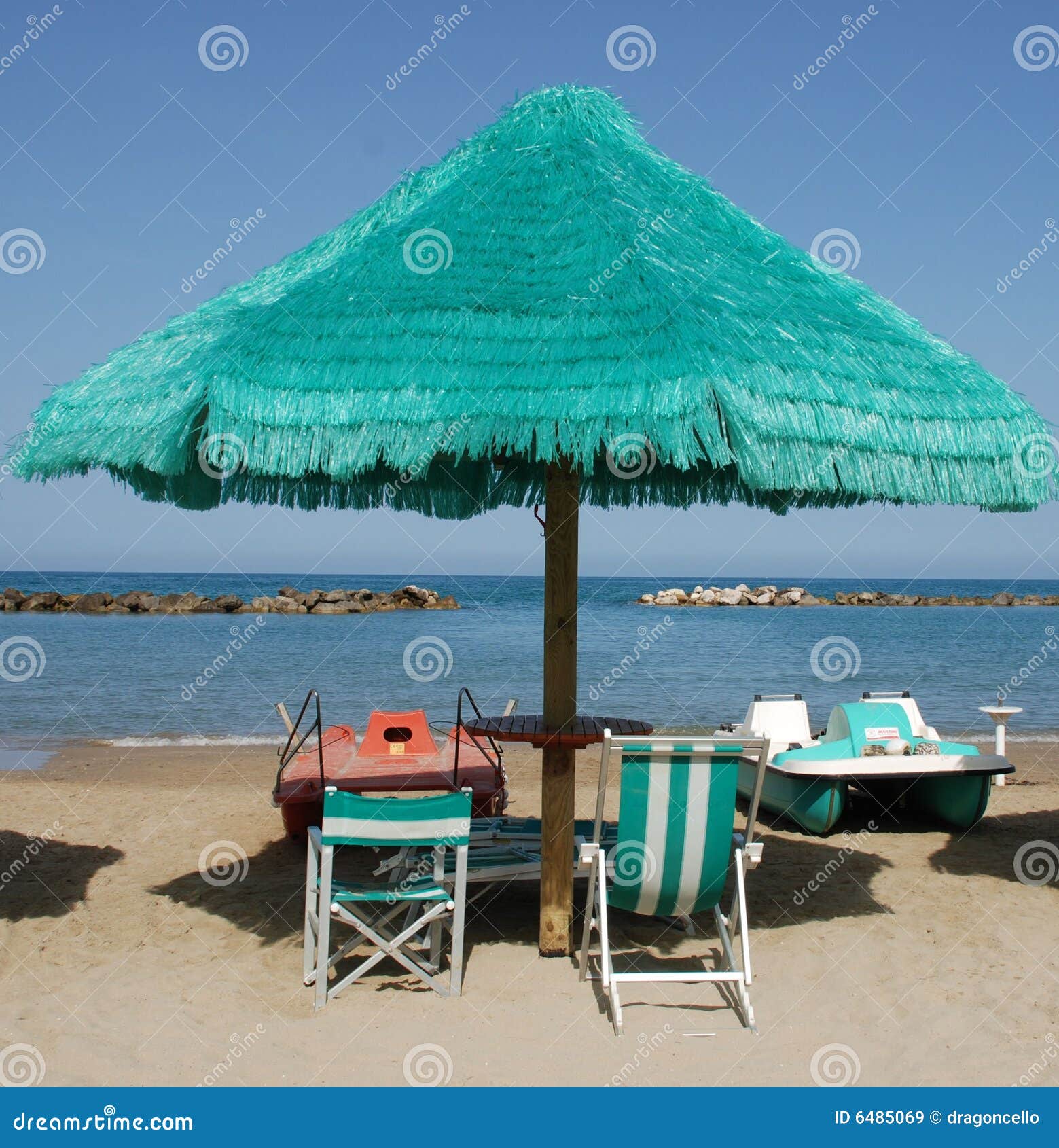 Parasol De Playa Verde Con Los Barcos Imagen de archivo - Imagen de ...