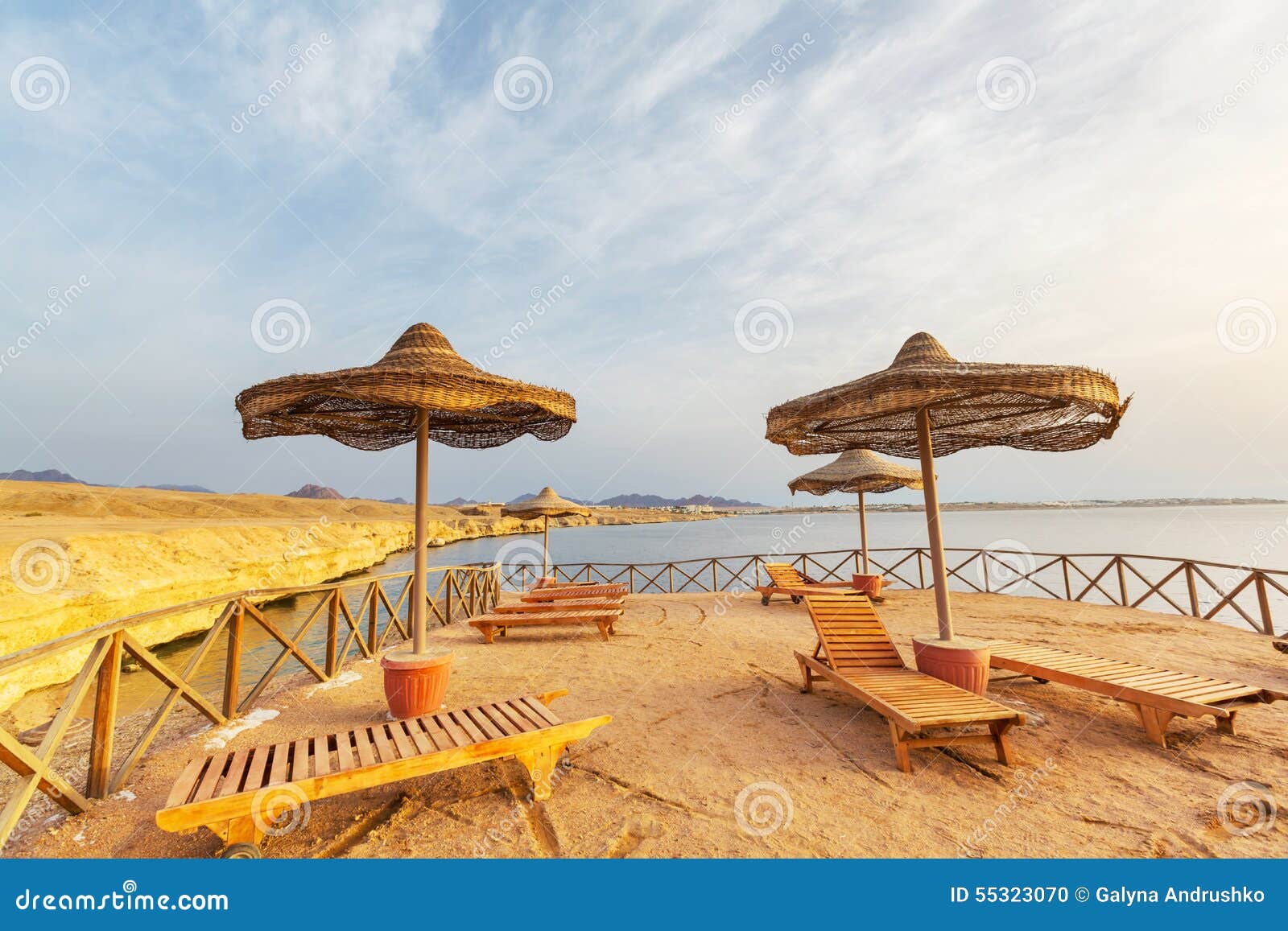 Parasol op het strand stock foto. Image of eiland, toneel - 55323070