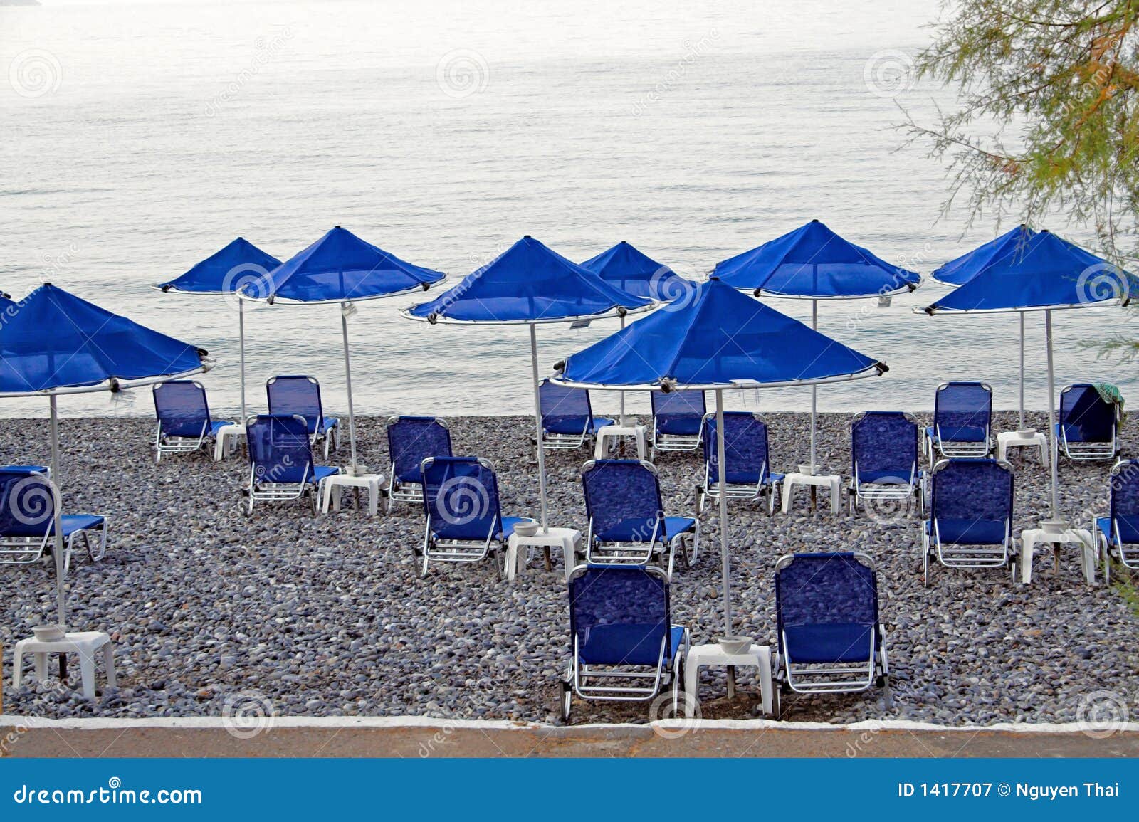Parasoles de playa azules imagen de archivo. Imagen de metal - 1417707