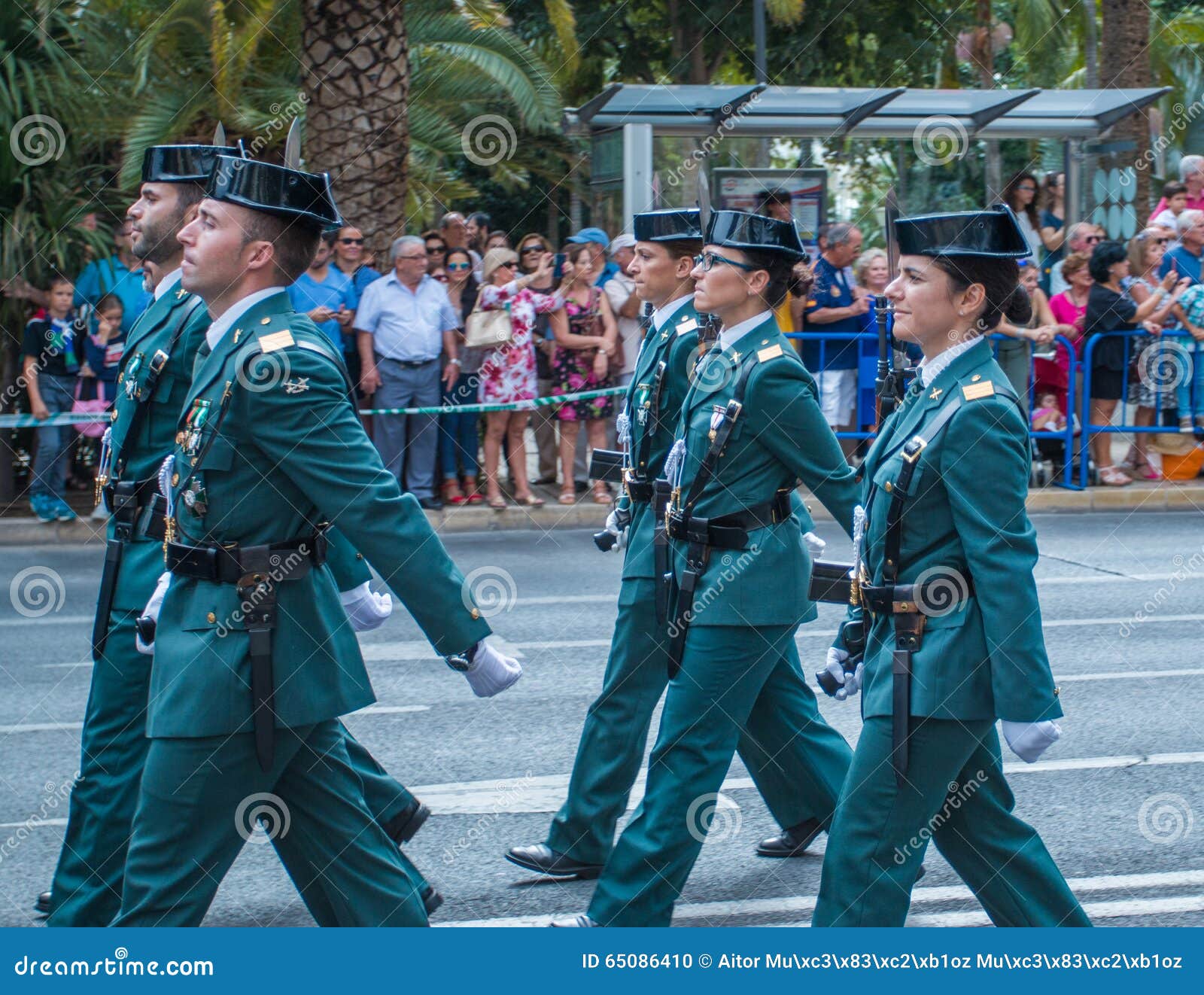 Parata Civile Di Guardia a Malaga, Spagna Immagine Editoriale ...