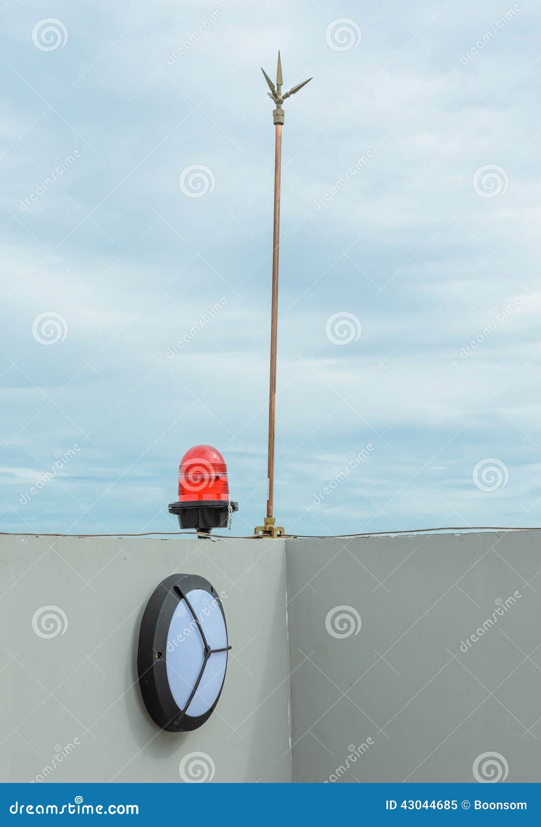 Paratonnerre image stock. Image du métal, concret, blanc - 43044685