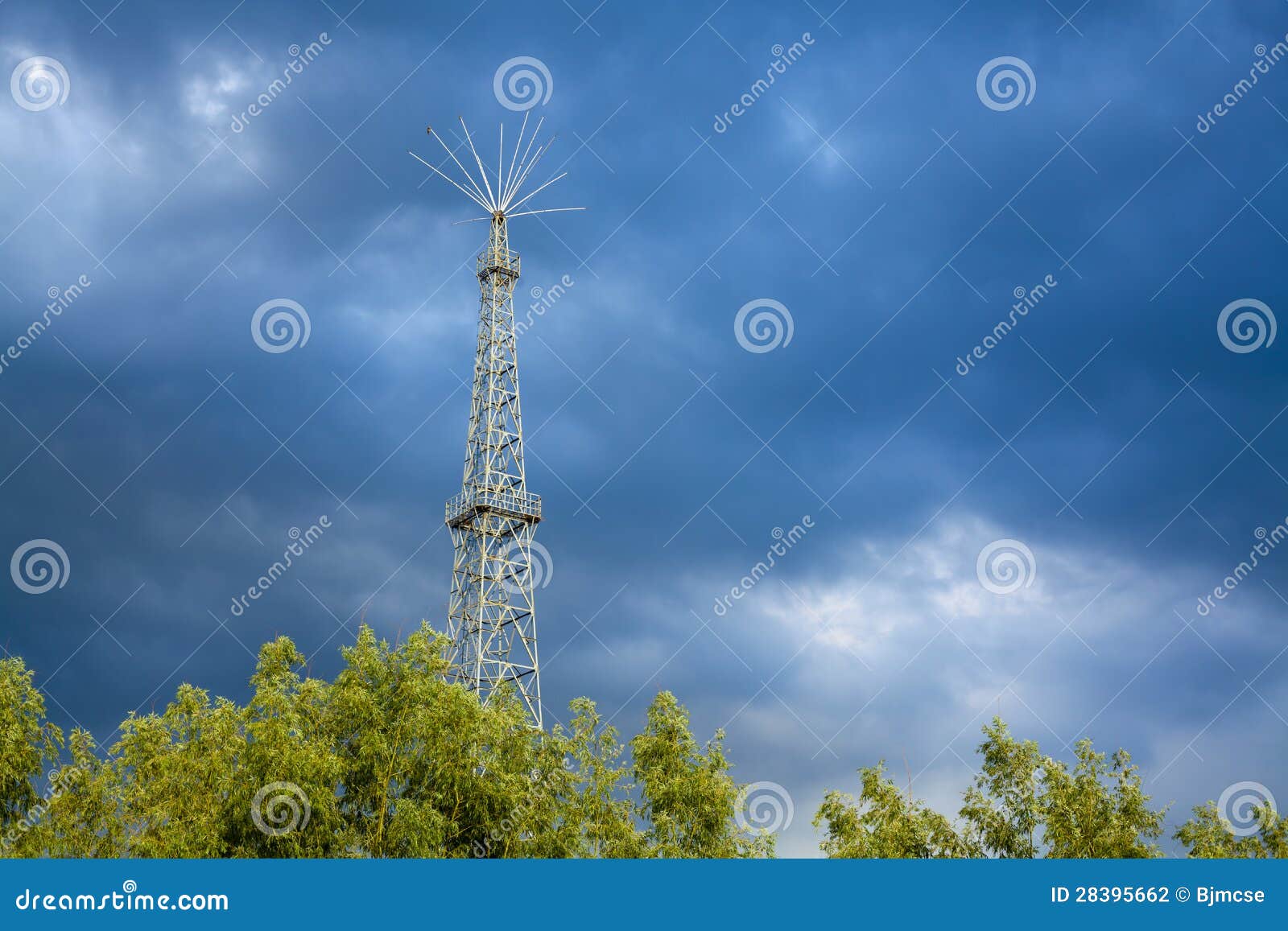 Paratonnerre avec le nuage photo stock. Image du planète - 28395662