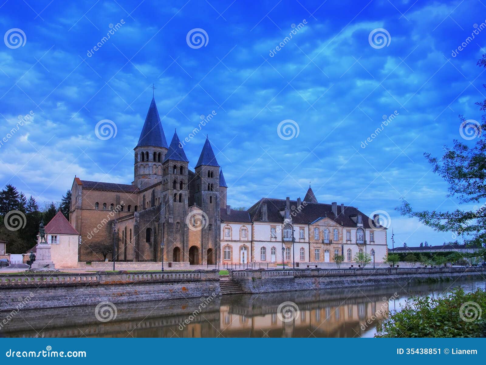 Paray-le-Monial Sacre-Coeur Image stock - Image of monastère, religion ...