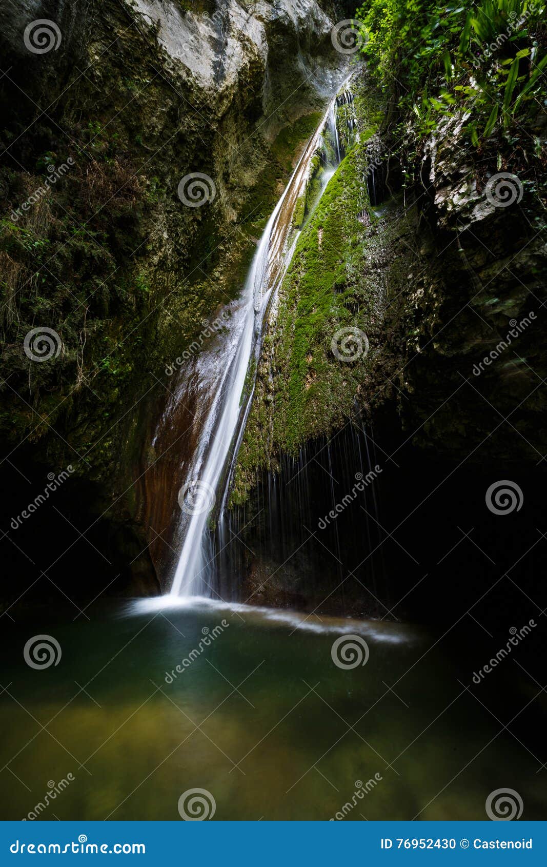 Parc de cascade de Molina photo stock. Image du roche - 76952430