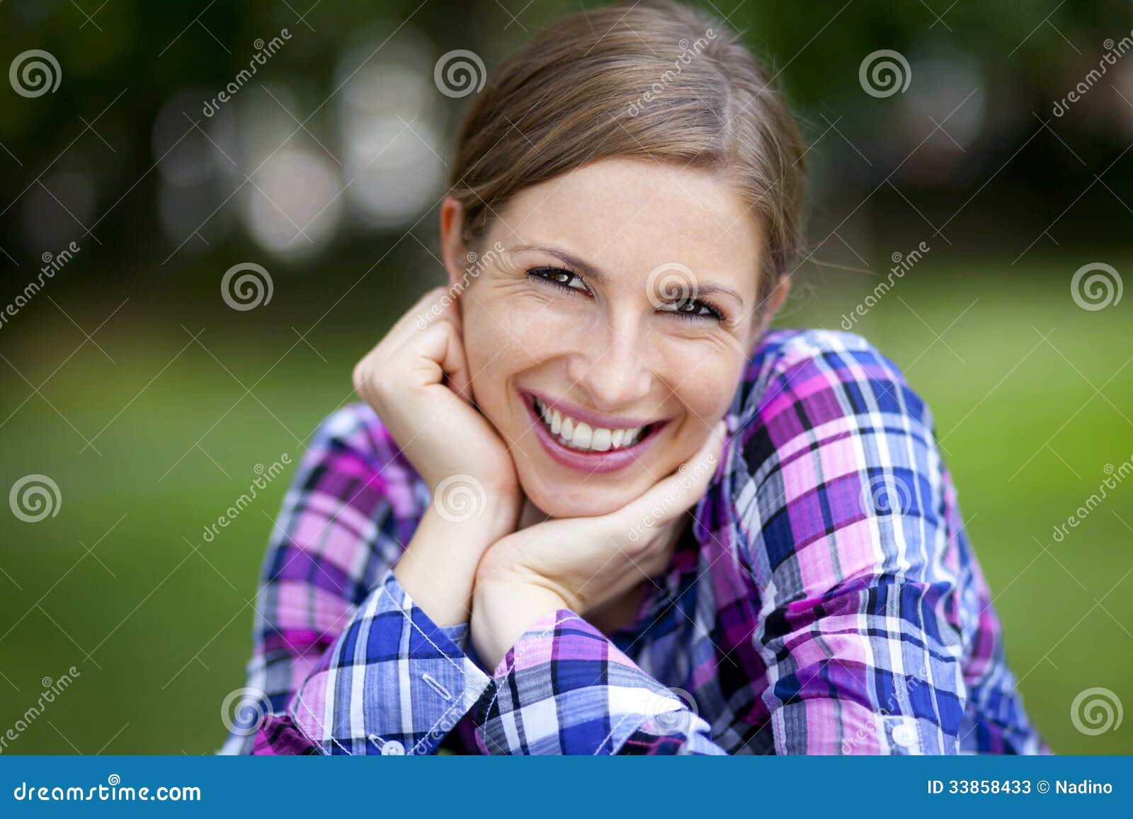 Parc De Serene Woman Smiling at the Image stock - Image du verticale ...