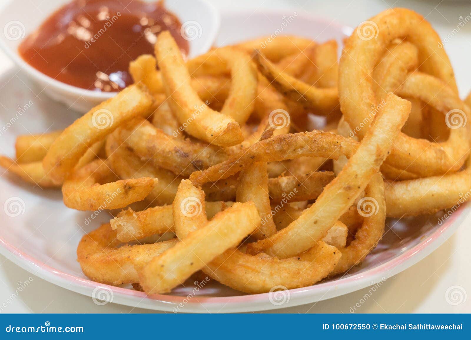 Parcela Do Fast Food De Batatas Fritas Com Molhos De Tomate Foto de ...