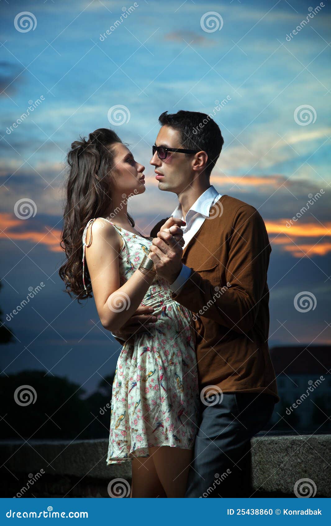 Pardans arkivfoto. Bild av kvinnlig, vuxen, bygger, krama - 25438860