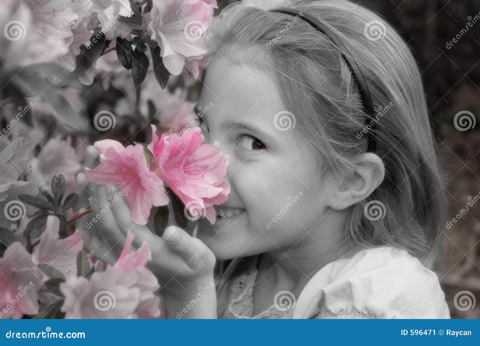 Pare para oler las flores imagen de archivo. Imagen de feliz - 596471