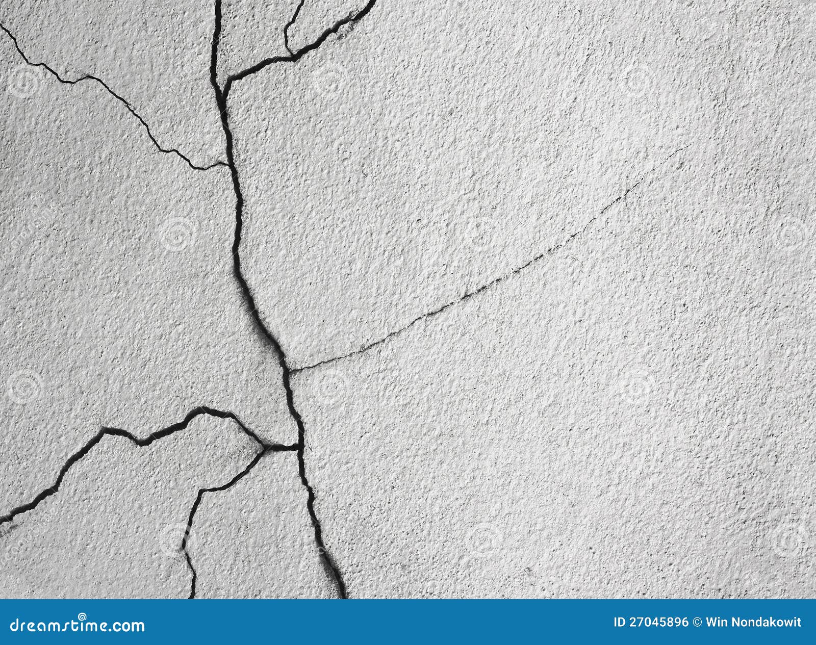 Pared agrietada foto de archivo. Imagen de blanco, fuerte - 27045896