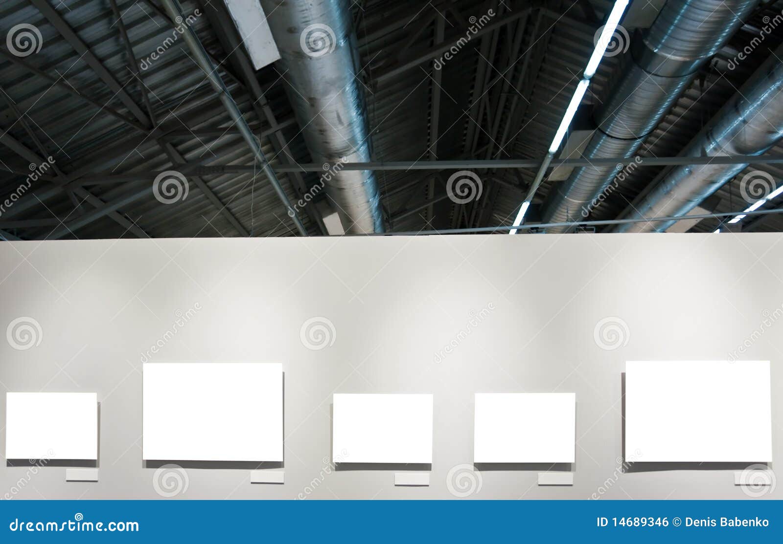 Pared Blanca En Museo Con Los Marcos Foto de archivo - Imagen de ...