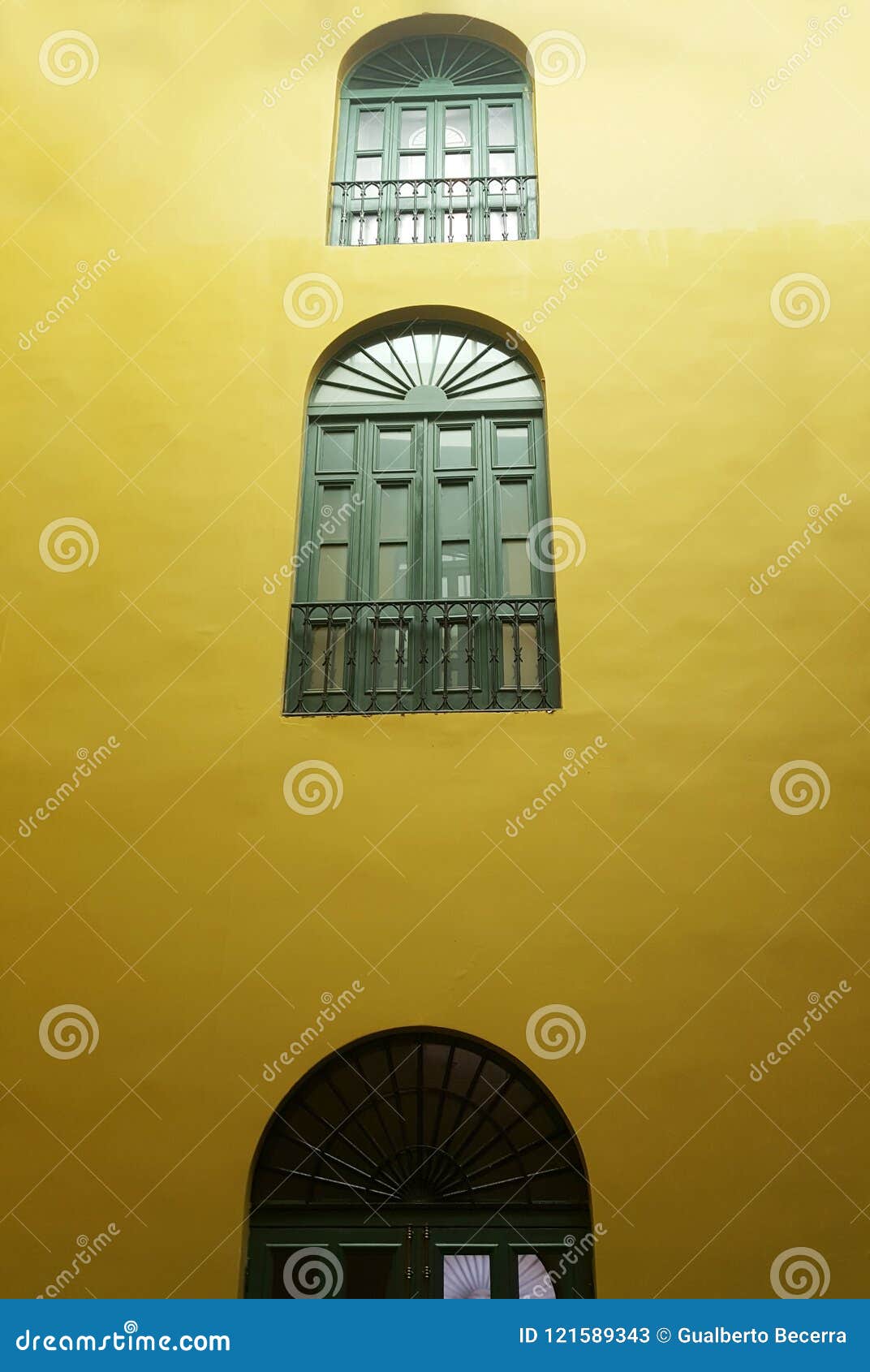 Pared Colonial Colorida Del Estilo Imagen de archivo - Imagen de estilo ...