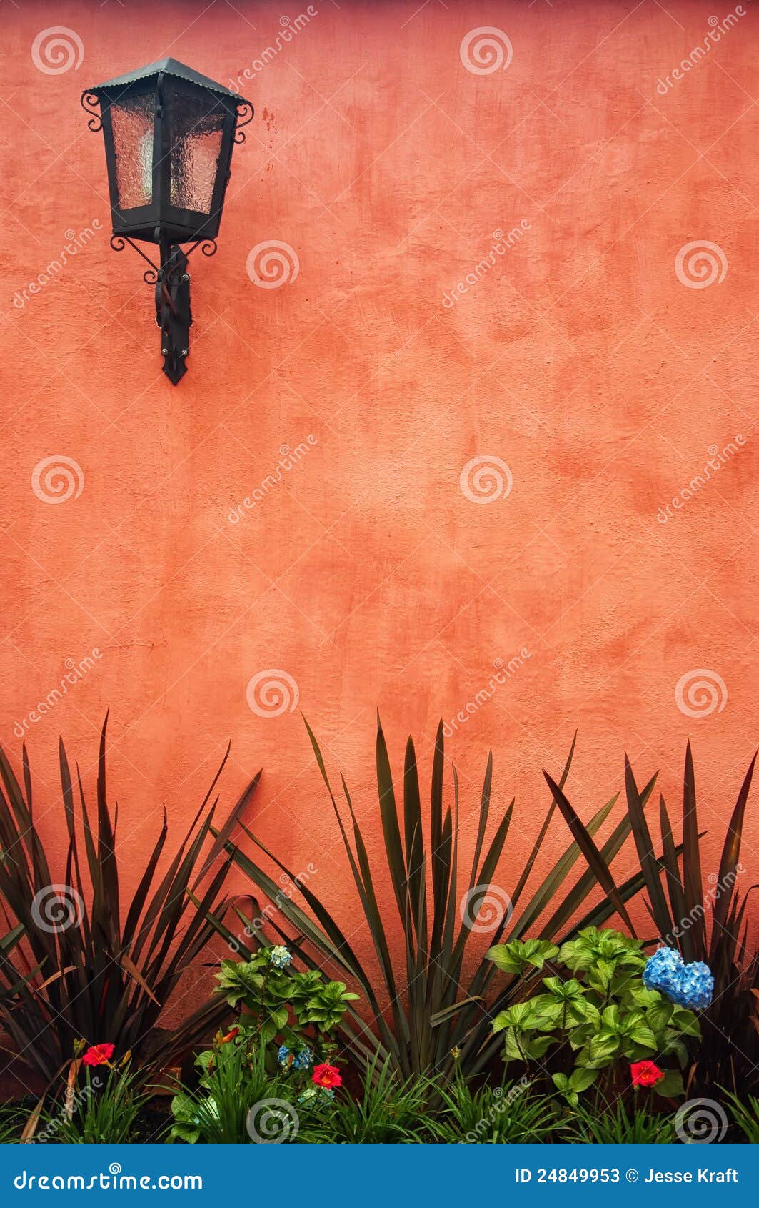 Pared colonial roja imagen de archivo. Imagen de pintura - 24849953