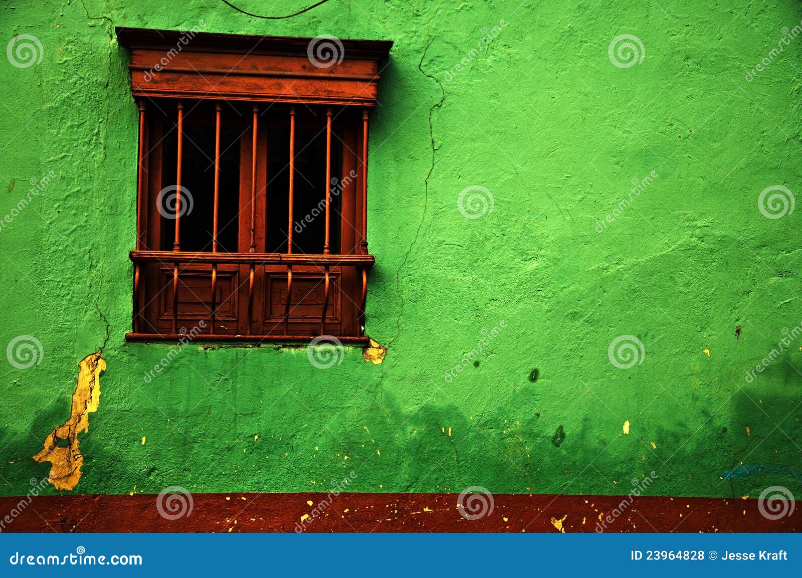 Pared colonial verde foto de archivo. Imagen de madera - 23964828