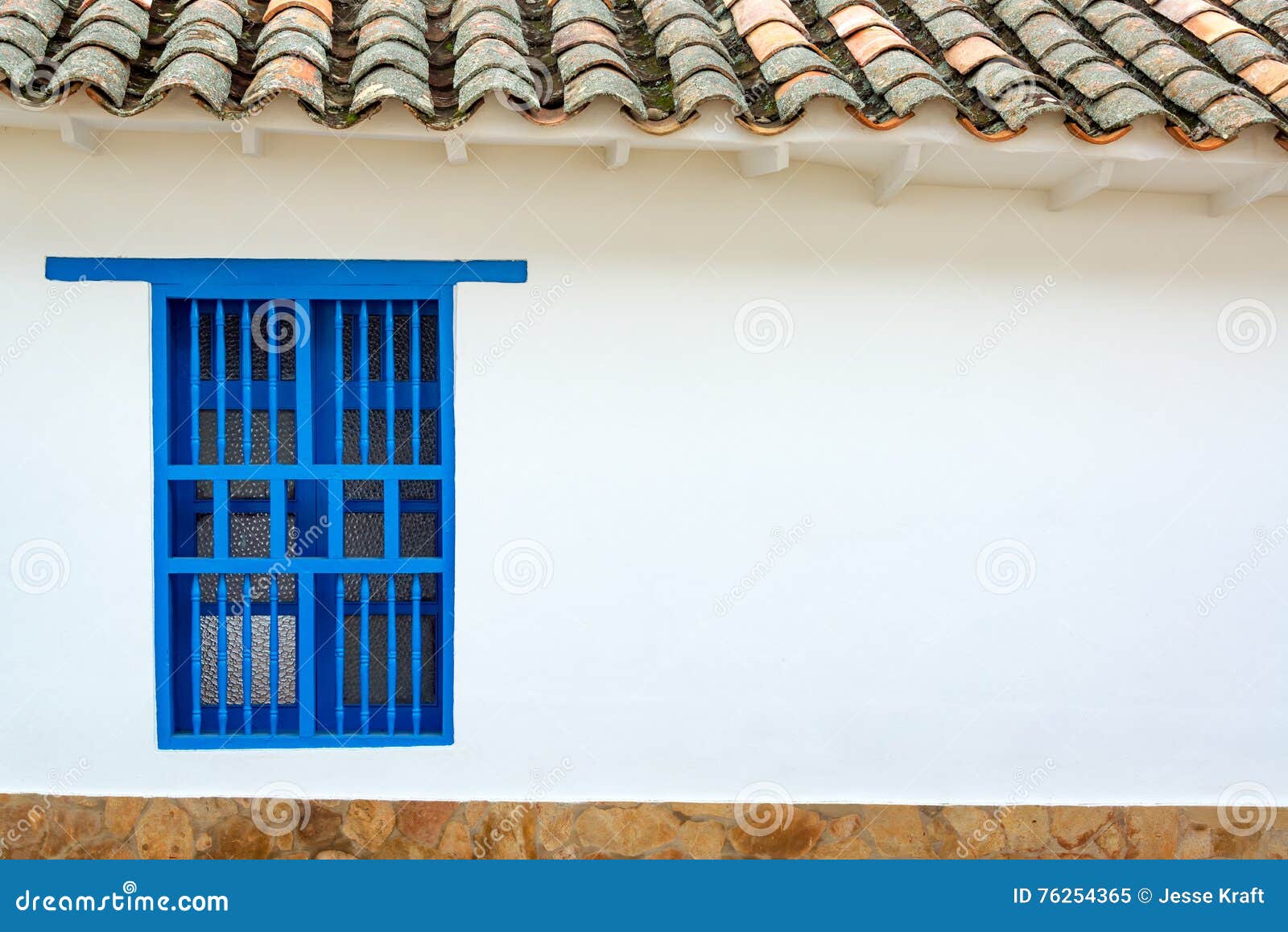 Pared Colonial Y Ventana Azul Imagen de archivo - Imagen de recorrido ...