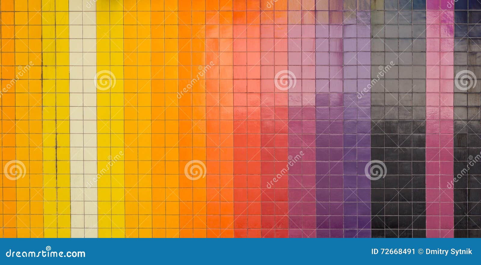 Pared Colorida Vertical Del Embaldosado De La Ciudad Imagen de archivo ...