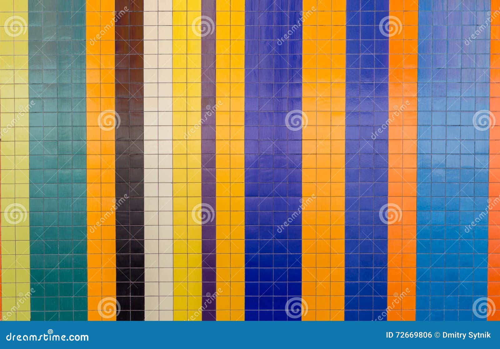 Pared Colorida Vertical Del Embaldosado De La Ciudad Foto de archivo ...