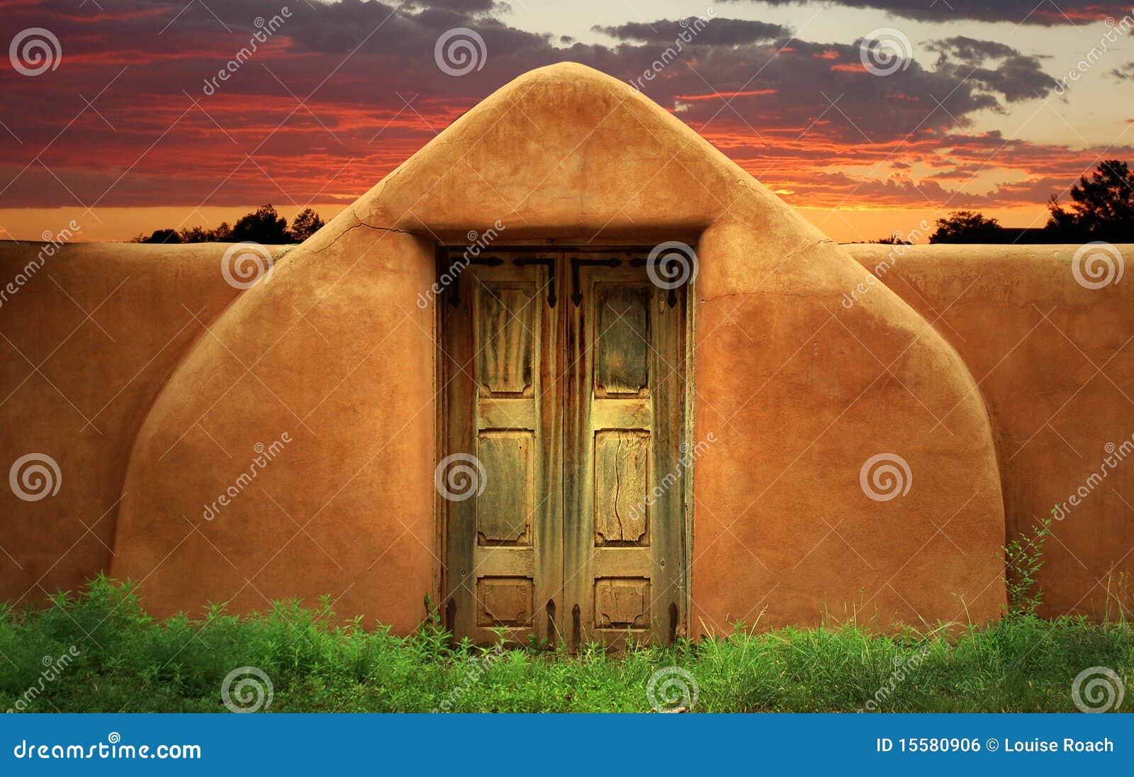 Pared De Adobe Con La Puerta Foto de archivo - Imagen de occidental ...