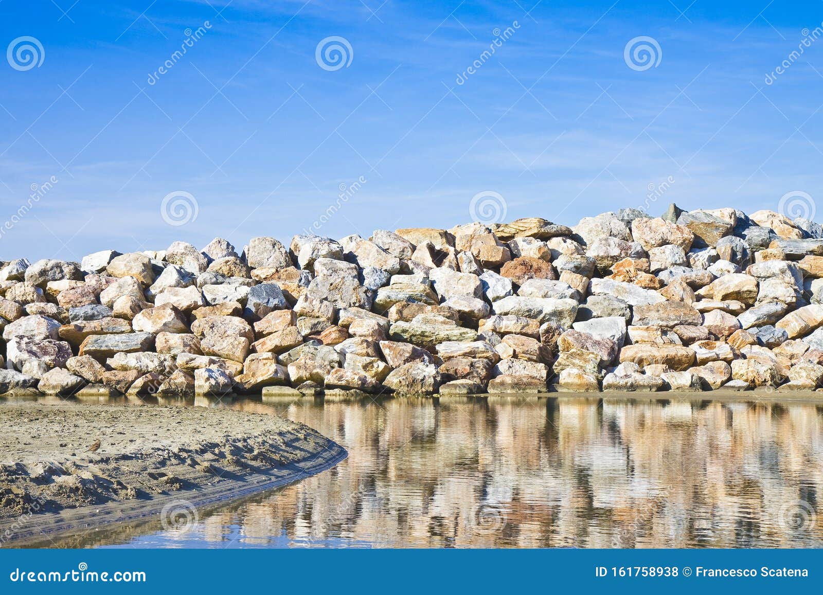 Pared De Agua Rompeolas Construida Con Rocas De Piedra Foto de archivo ...