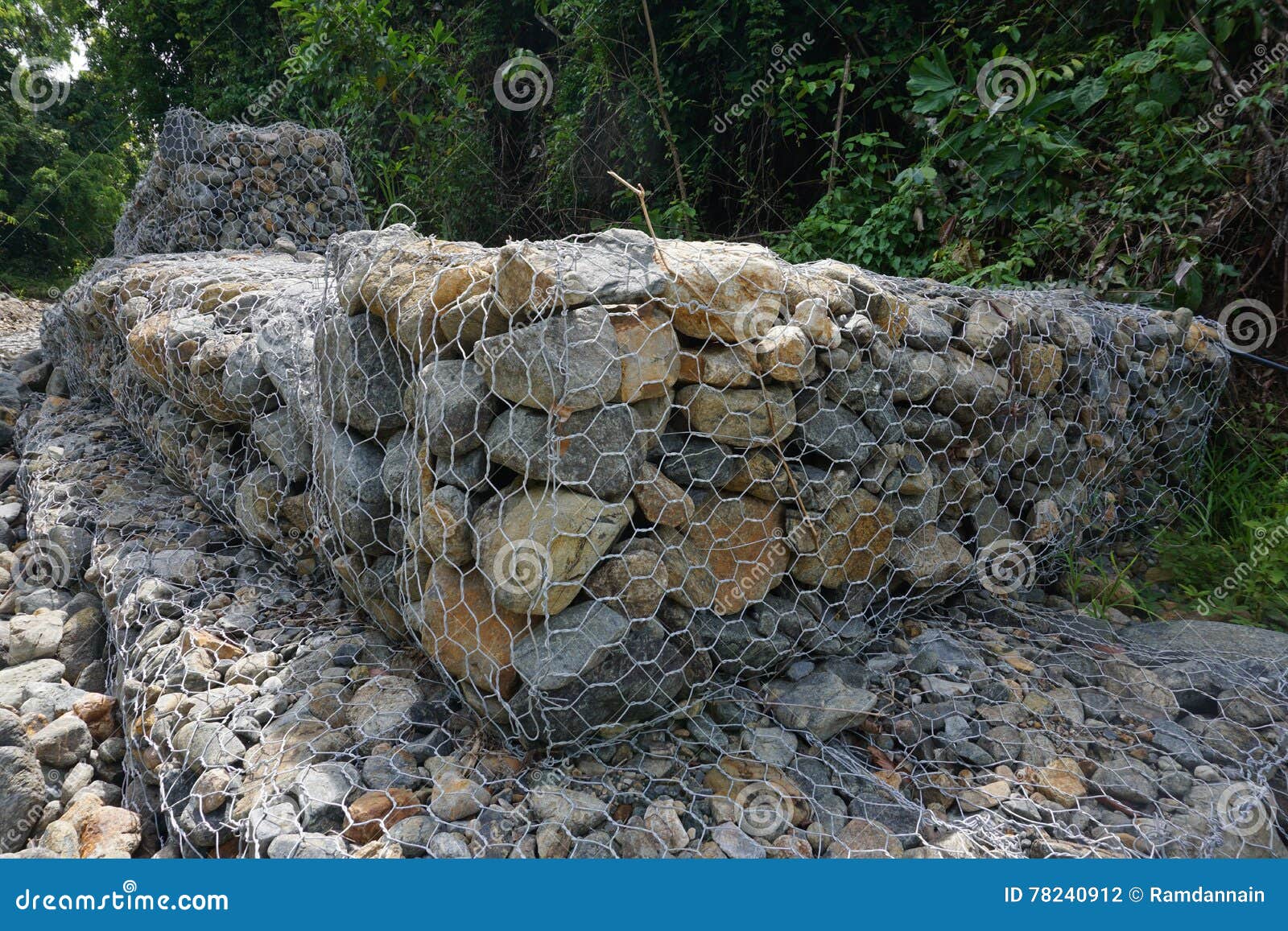 Pared de Gabion foto de archivo. Imagen de rejilla, piedra - 78240912