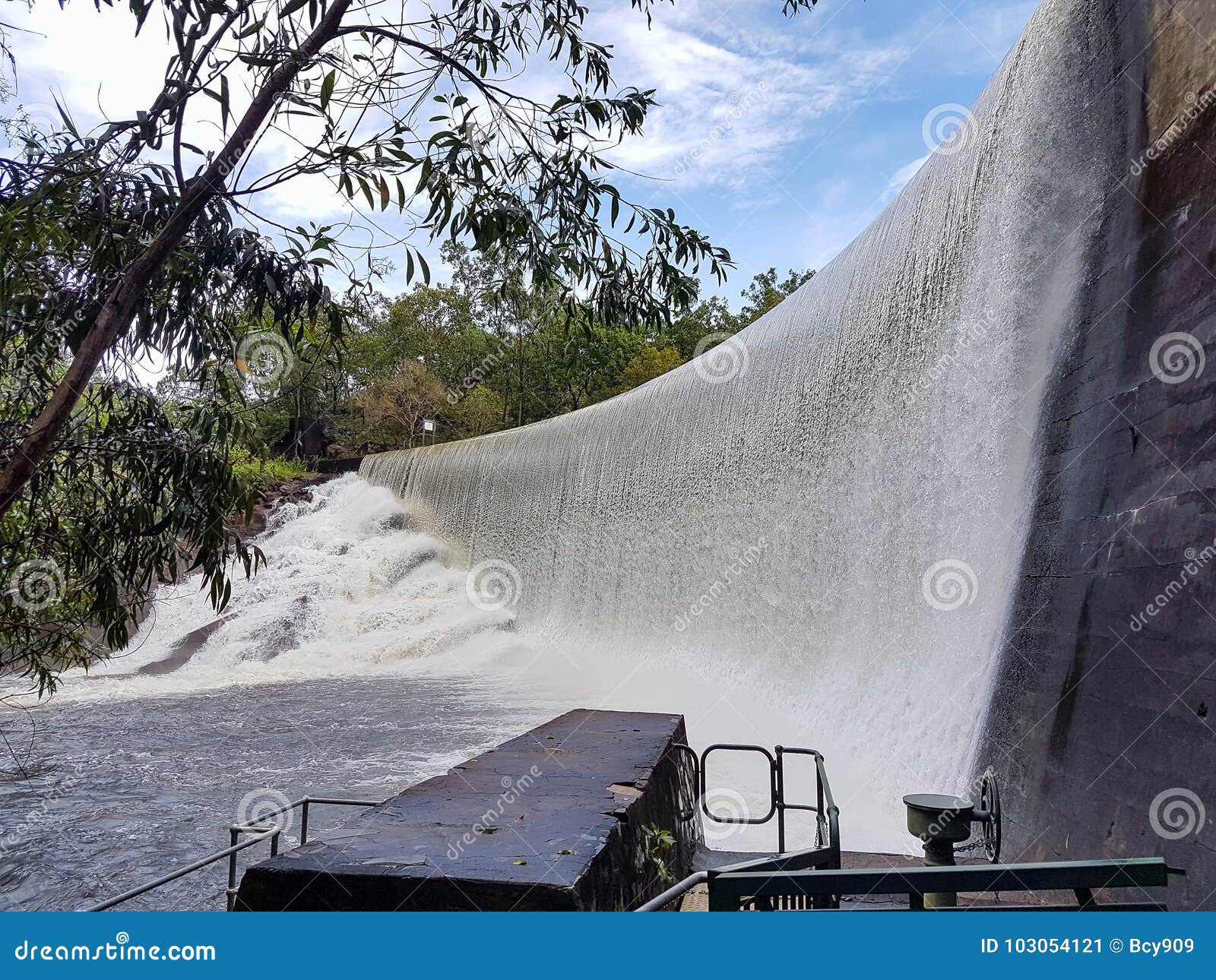 Pared De La Presa Sobre Derramamiento Imagen de archivo - Imagen de ...
