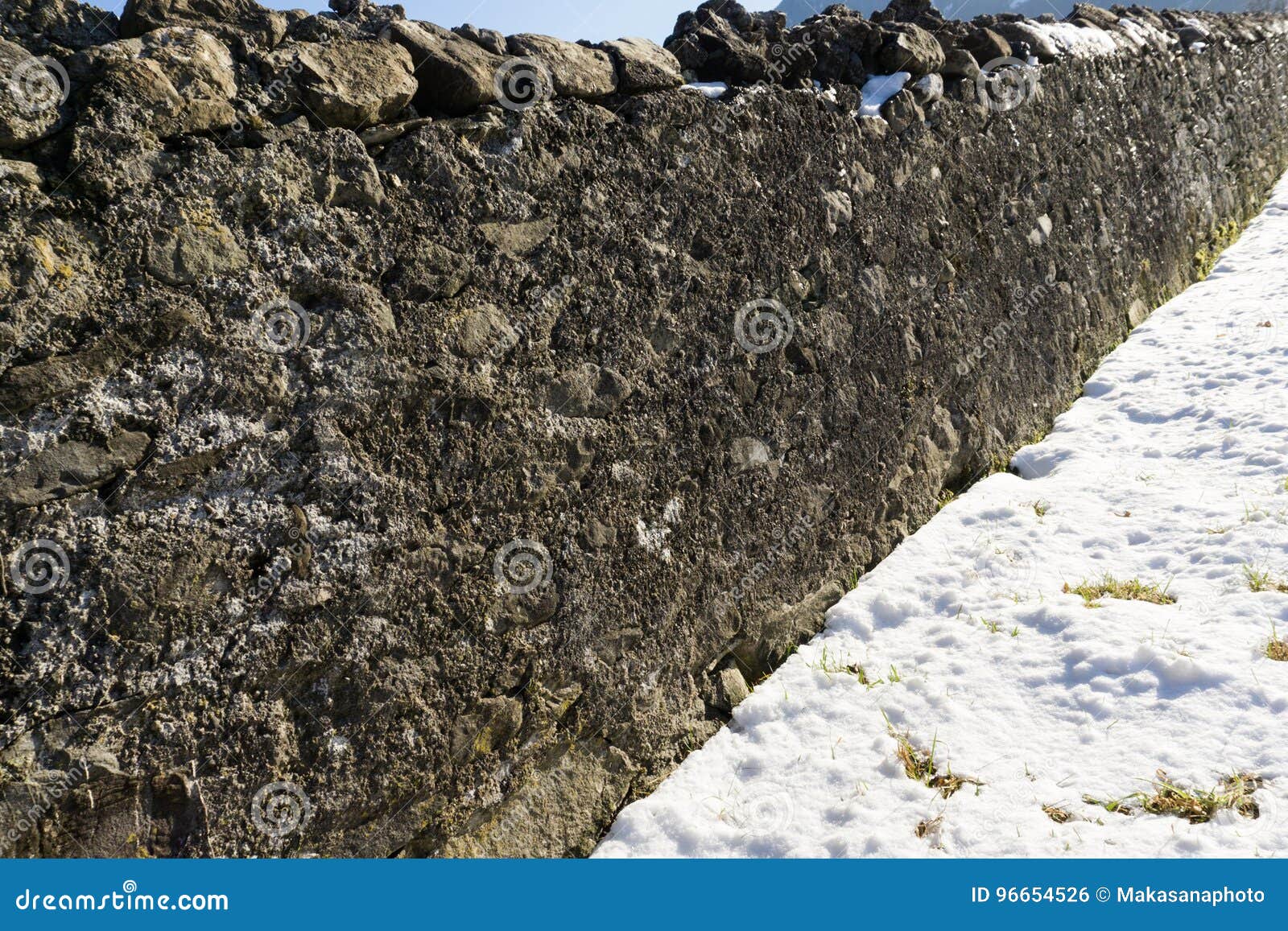 Pared De La Roca Con Nieve En La Tierra Foto de archivo - Imagen de ...