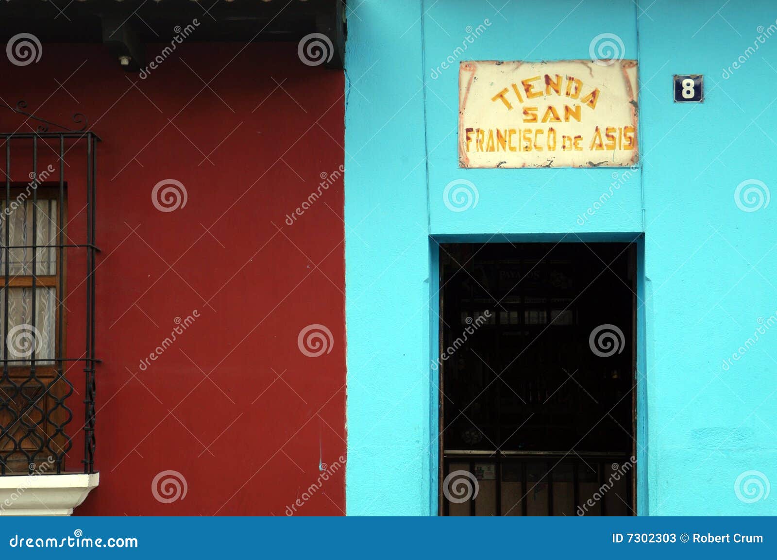 Pared De La Turquesa, Pared Roja, Umbral Imagen de archivo - Imagen de ...