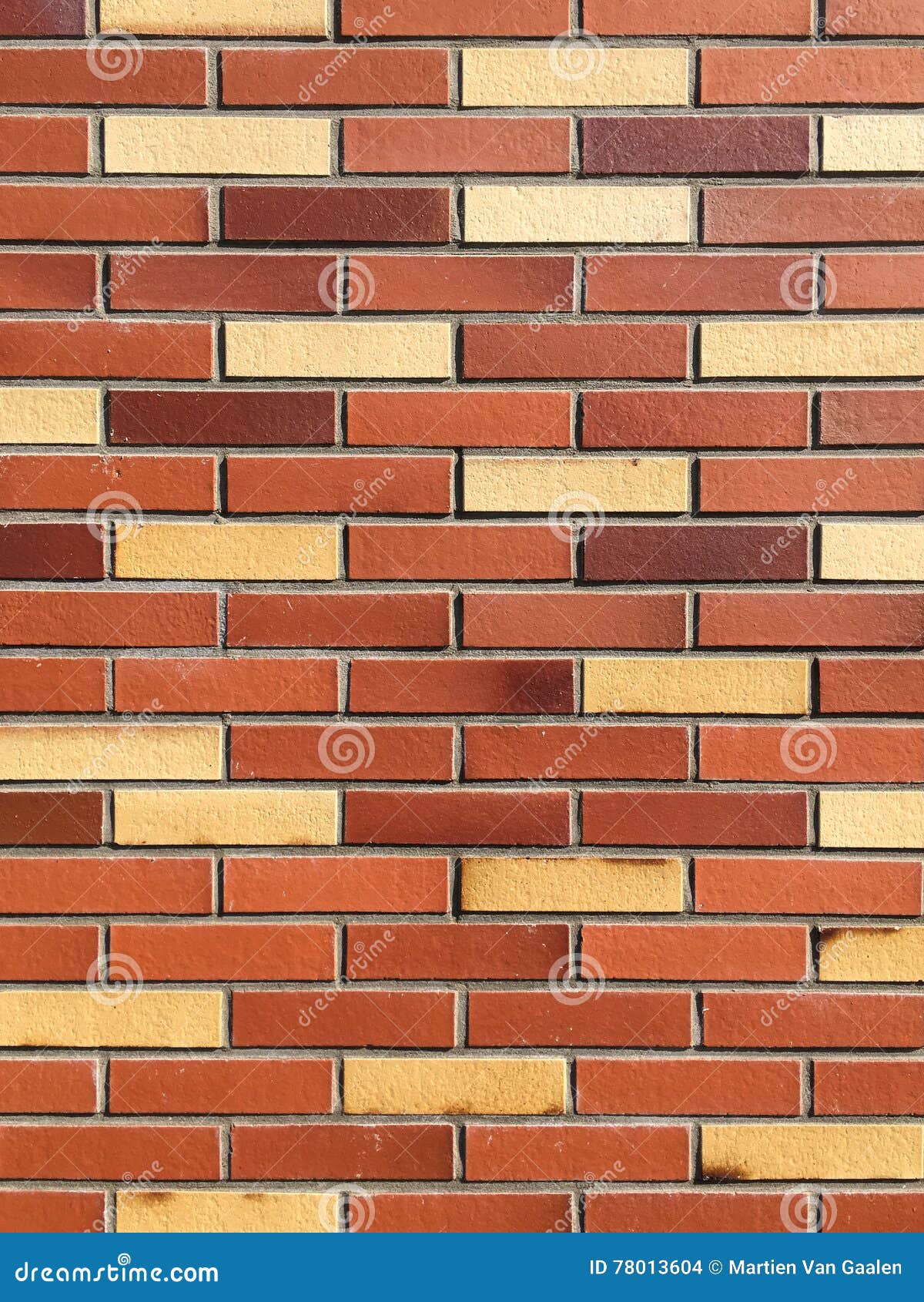 Pared de ladrillo moderna foto de archivo. Imagen de urbano - 78013604