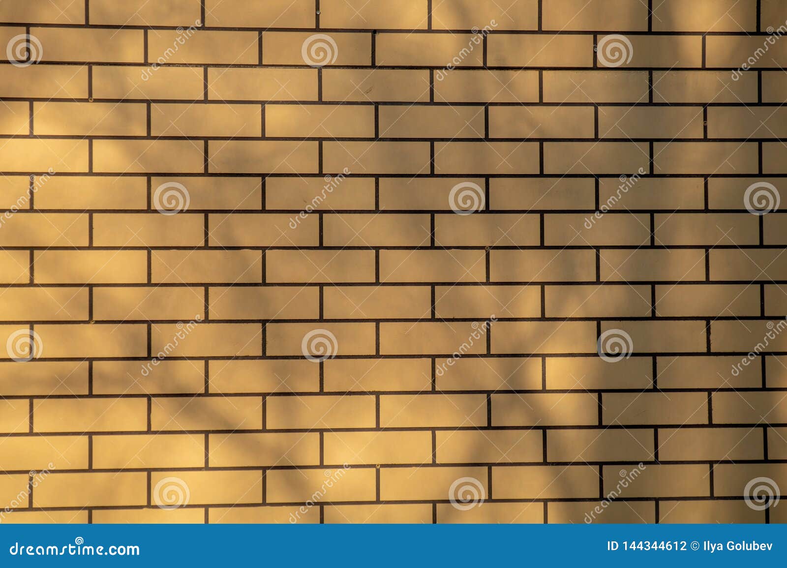Pared de ladrillo moderna foto de archivo. Imagen de agrietado - 144344612