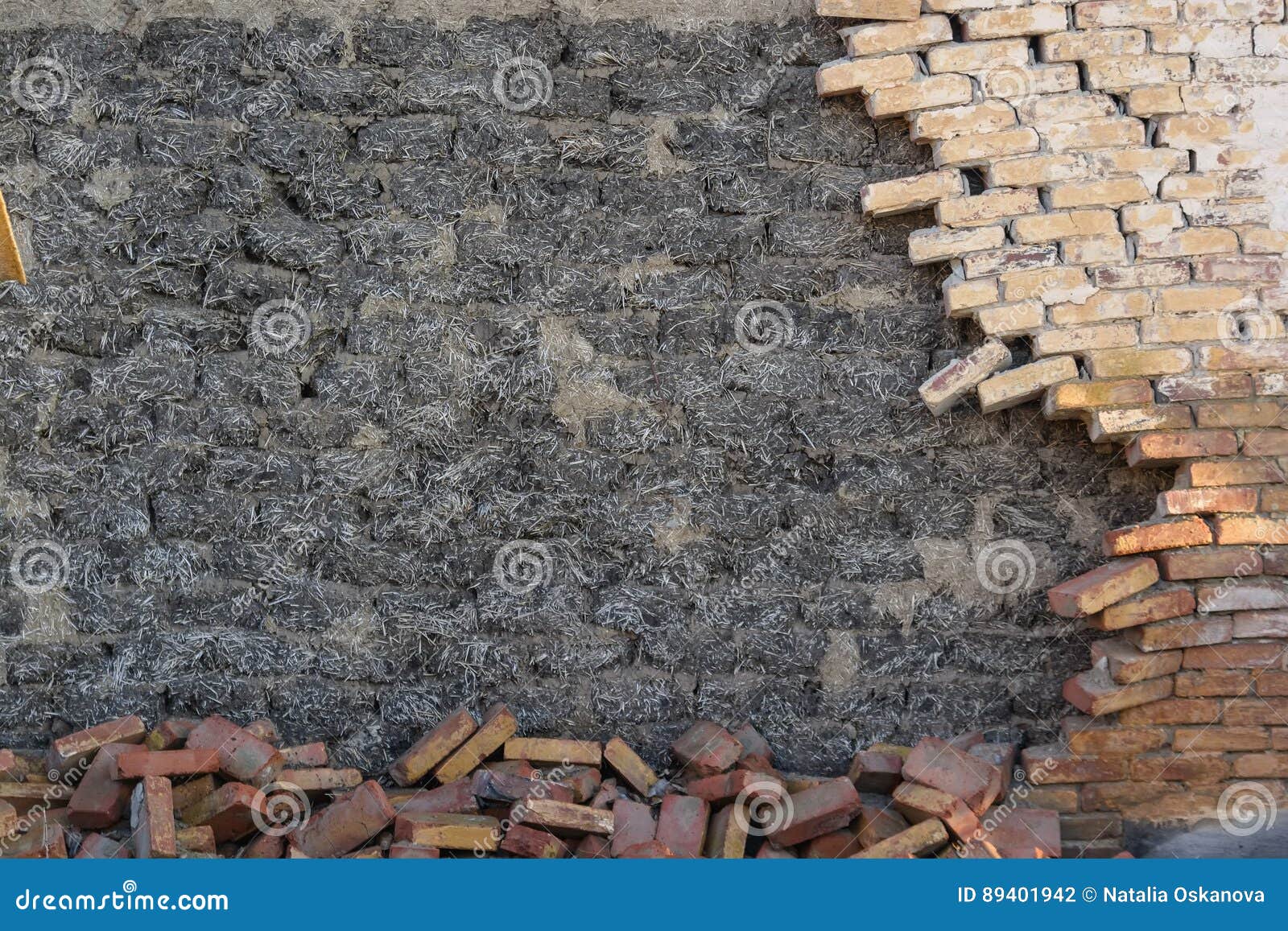 Pared De Ladrillo Roja Rota Vieja Foto de archivo - Imagen de azul ...