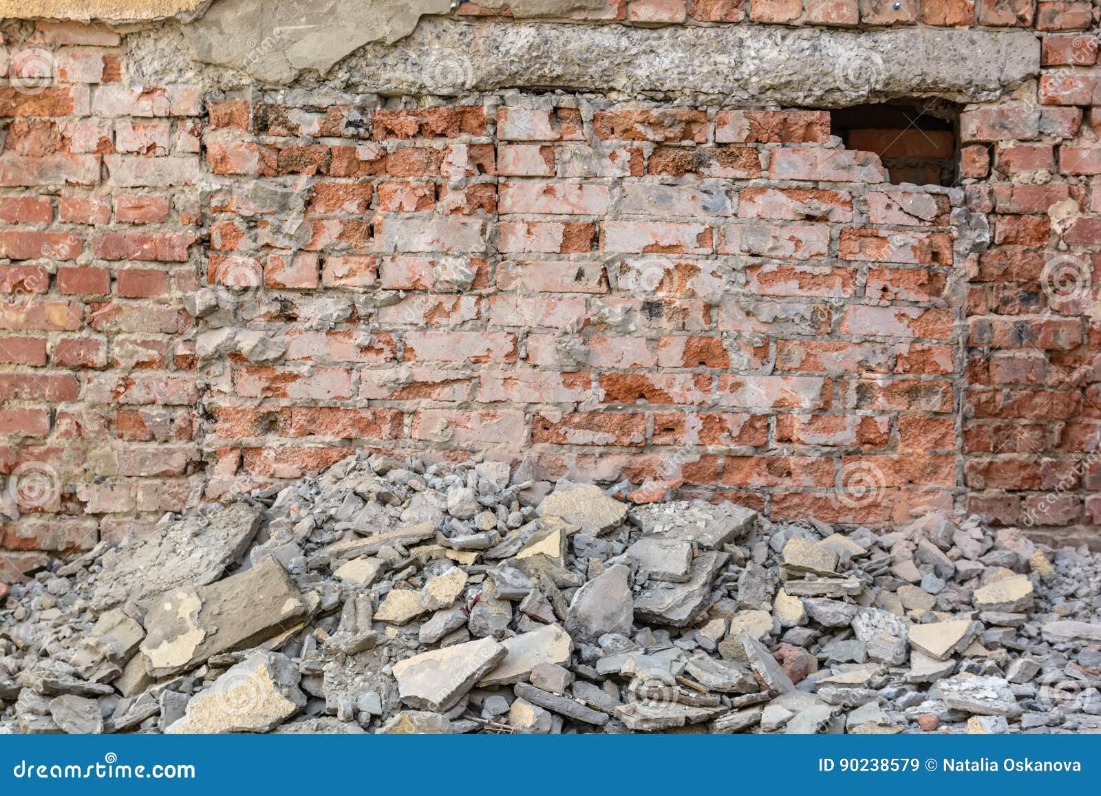 Pared De Ladrillo Roja Rota Vieja Imagen de archivo - Imagen de ...