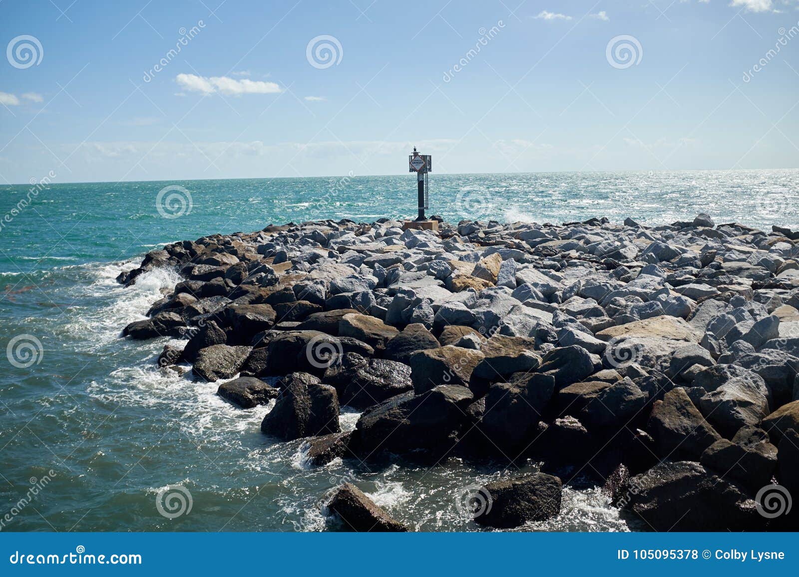 Pared De Mar O Rompeolas Construido De Rocas Naturales Foto de archivo ...