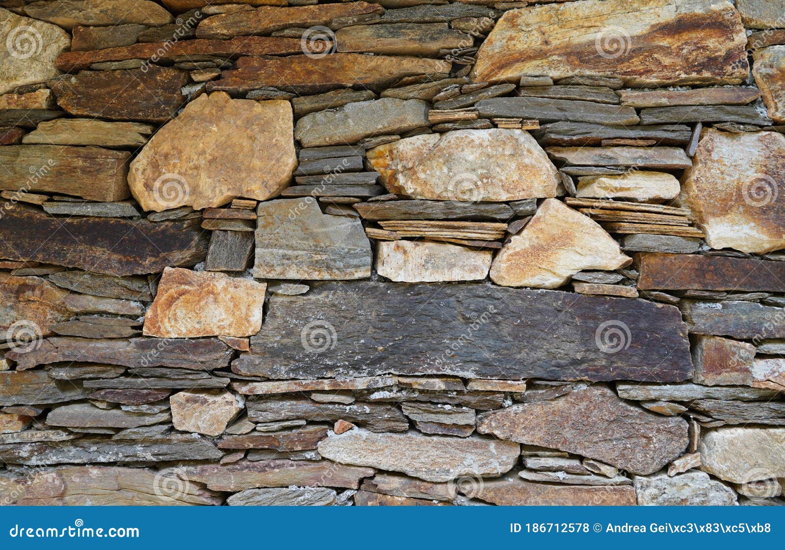 Pared De Piedra Natural En Una Casa Foto de archivo - Imagen de ...