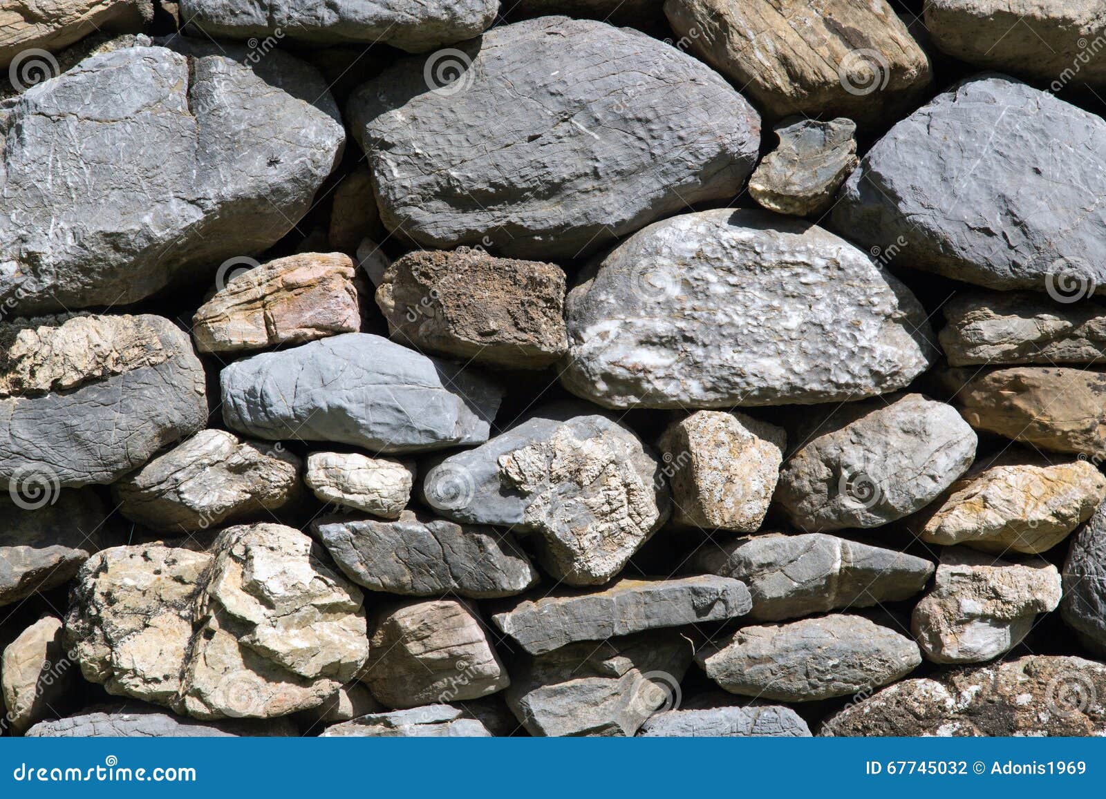Pared de piedra seca foto de archivo. Imagen de superficie - 67745032