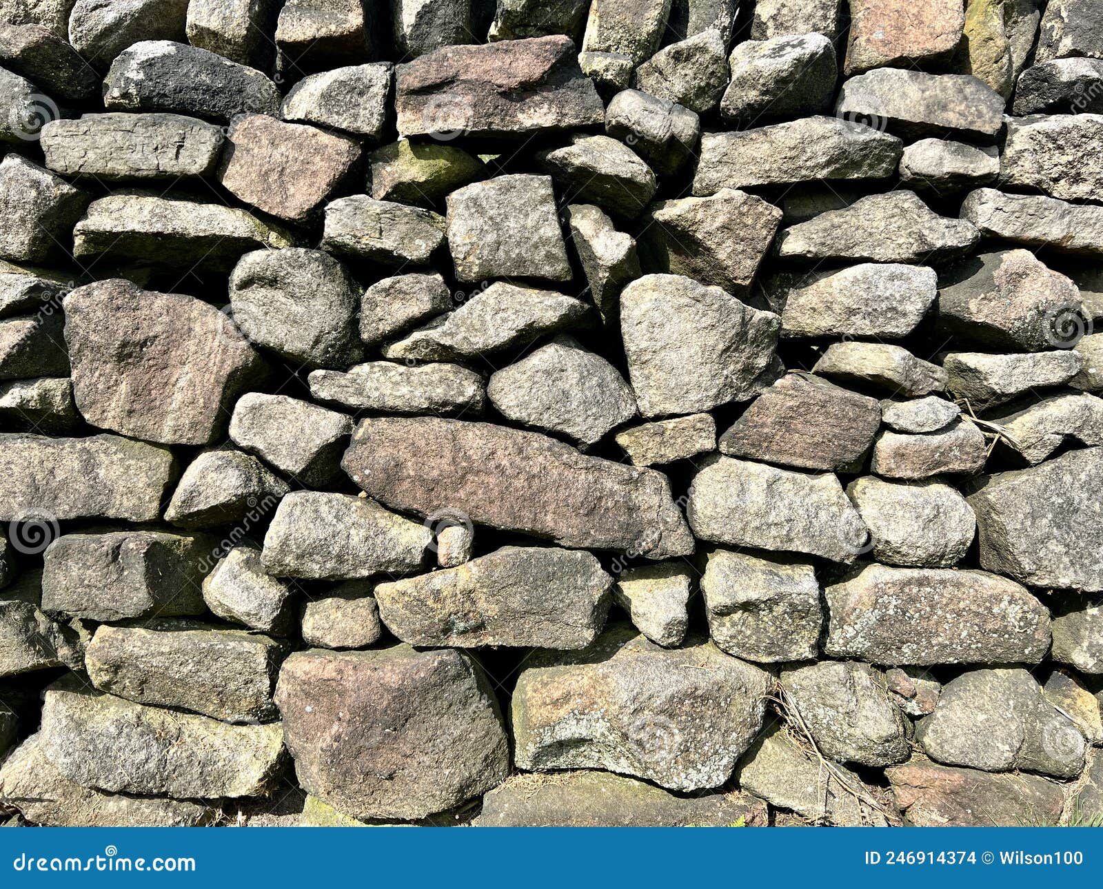 Pared de piedra seca foto de archivo. Imagen de bloque - 246914374