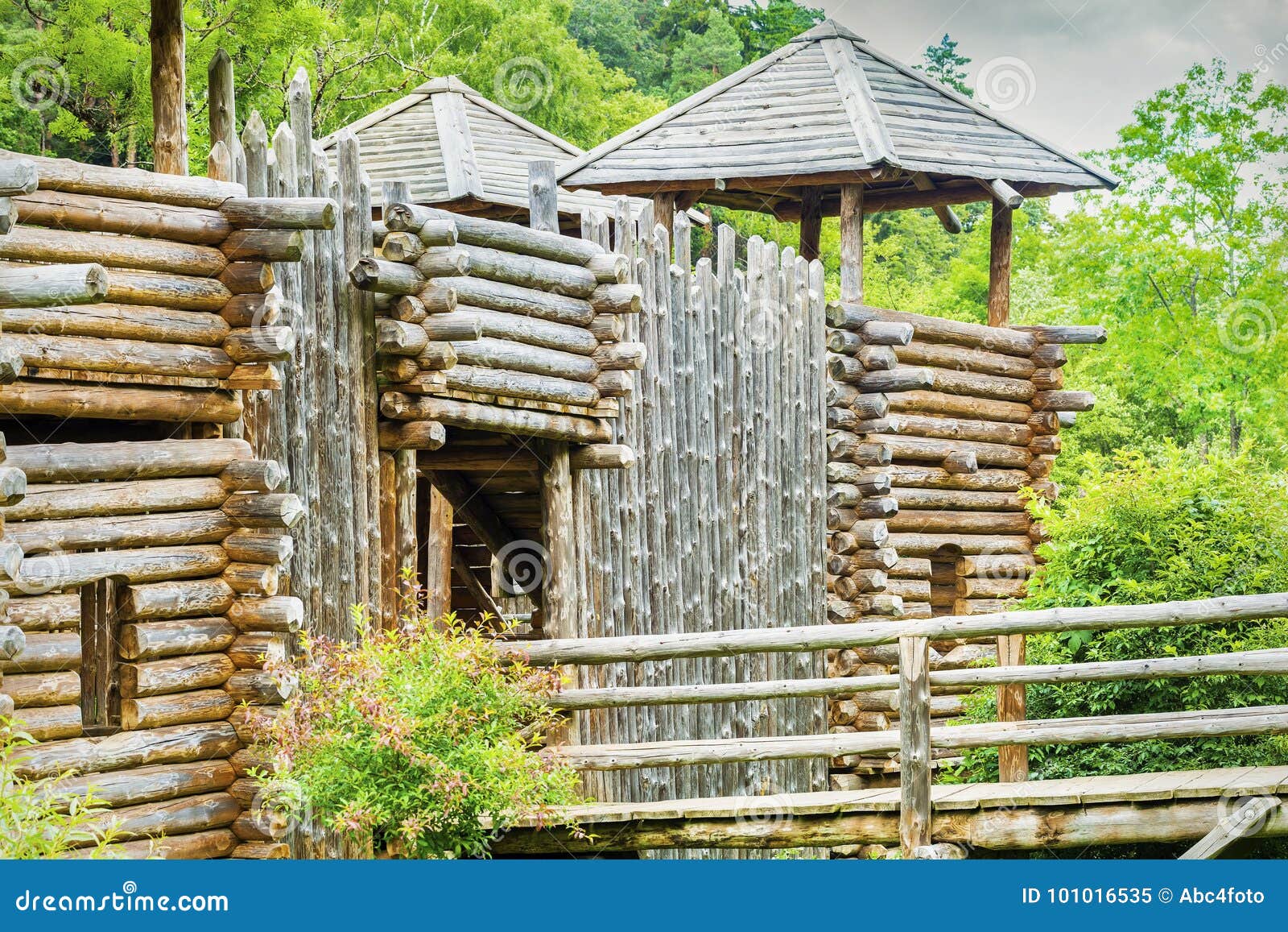 Pared Del Castillo De Madera Medieval Imagen de archivo - Imagen de ...