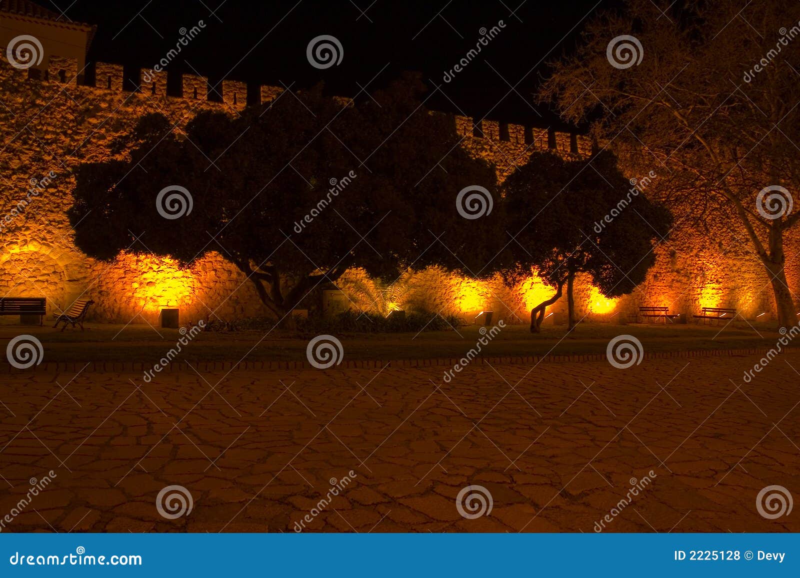 Pared Del Castillo En La Noche Foto de archivo - Imagen de portugal ...