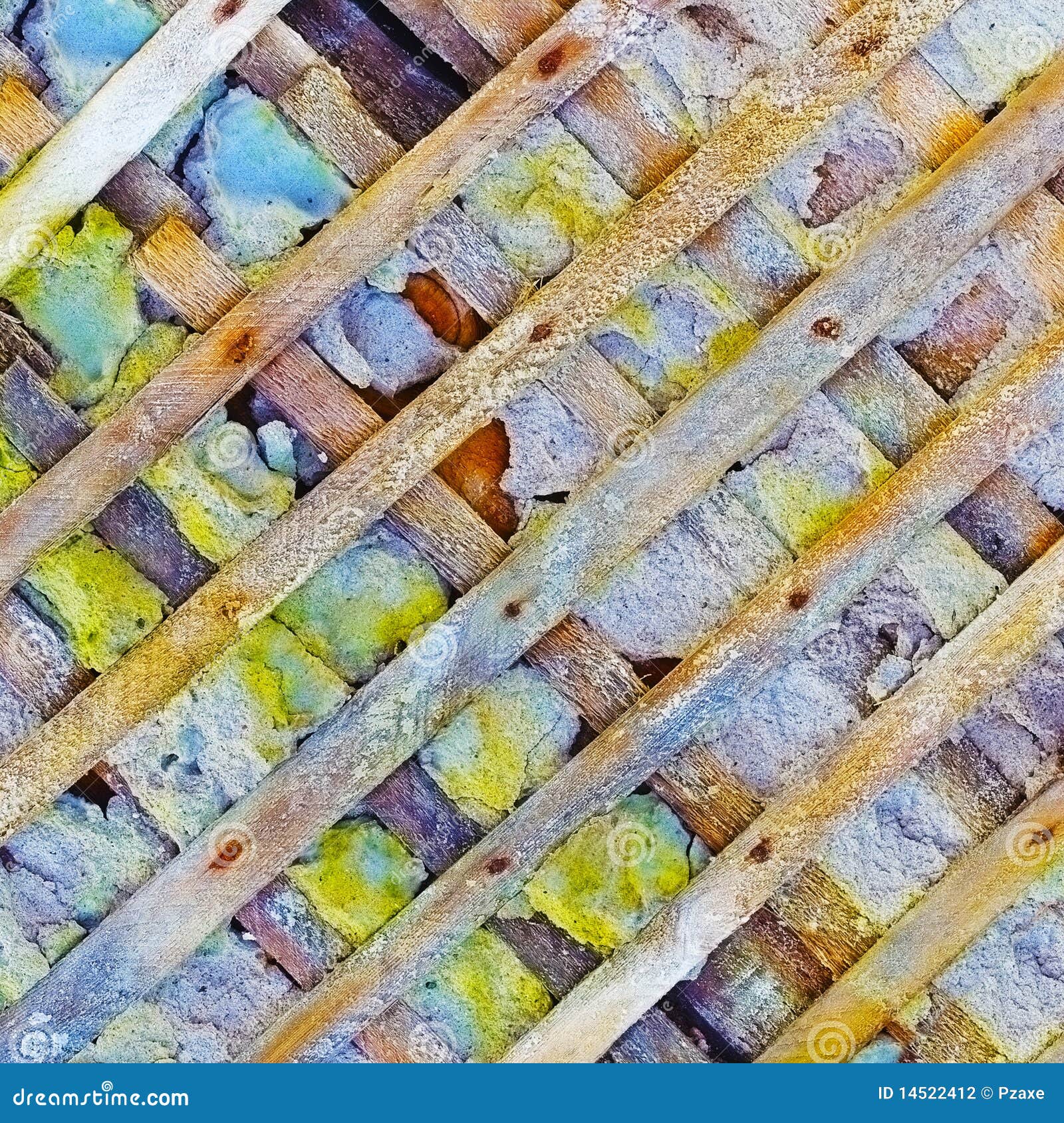 Pared Destruida Reforzada Con Cedazo De Madera Foto de archivo - Imagen ...