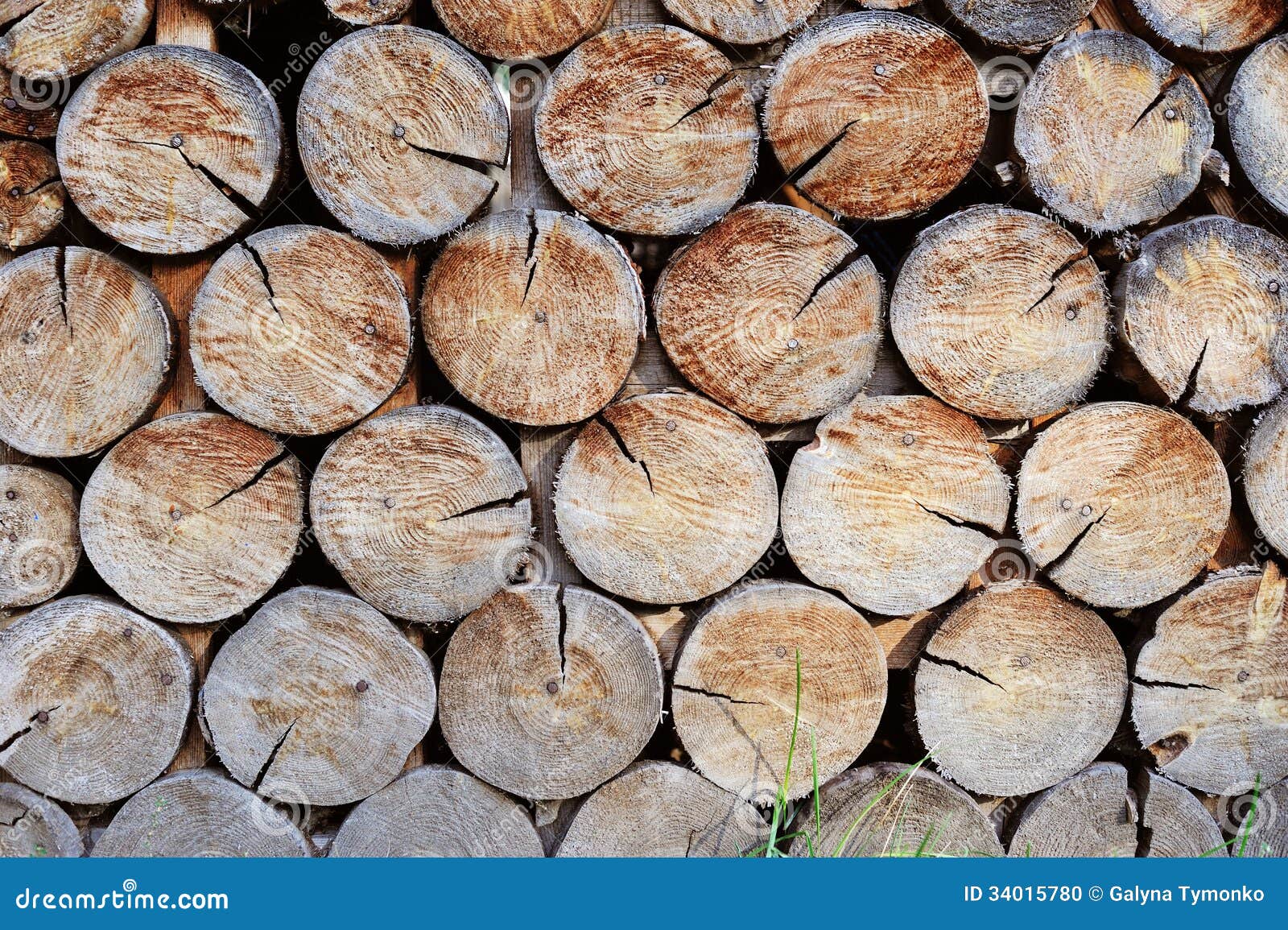 Pared Hecha De La Madera Apilada Foto de archivo - Imagen de ...