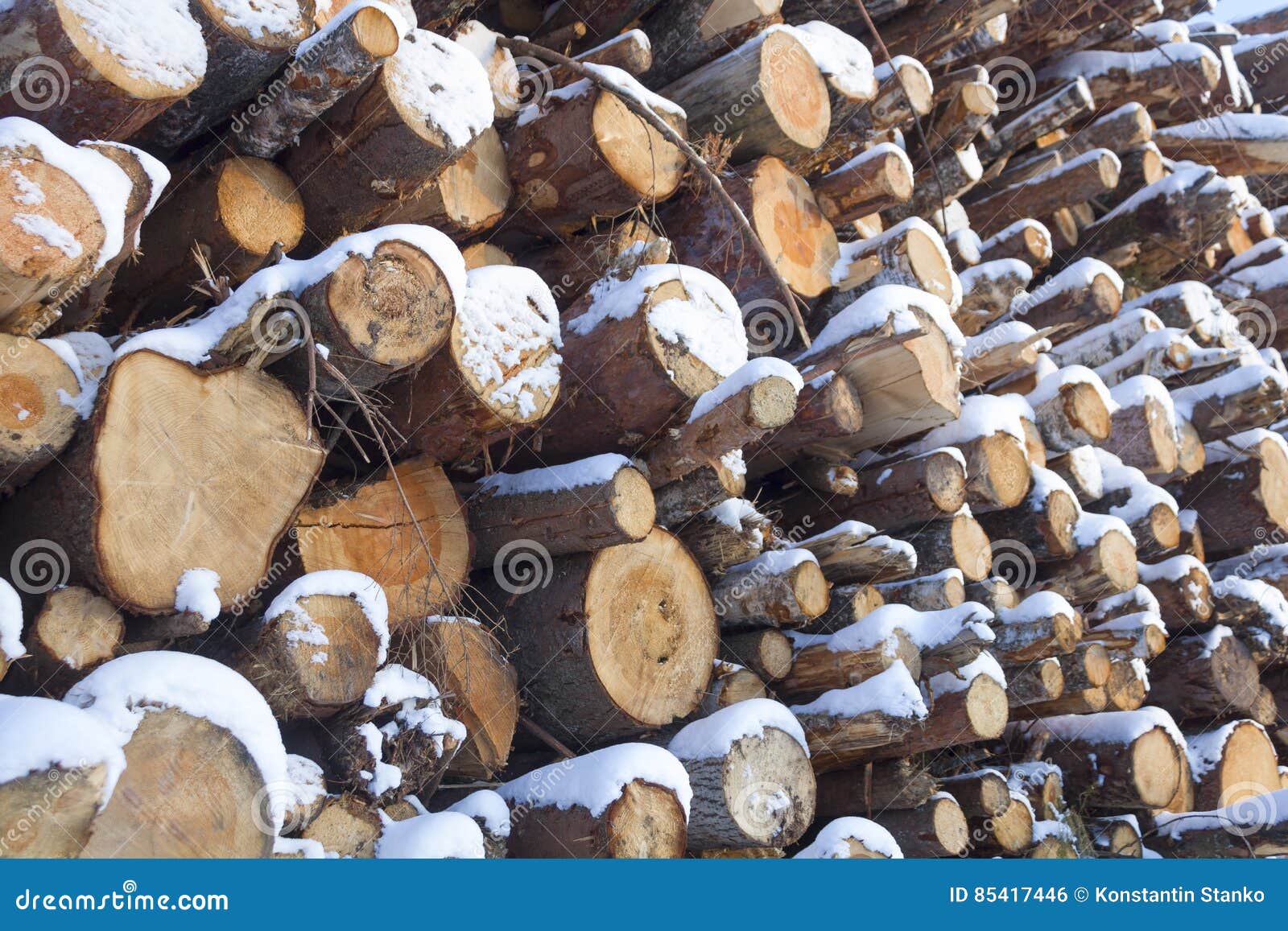 Pared Hecha De La Madera Apilada Foto de archivo - Imagen de anillo ...