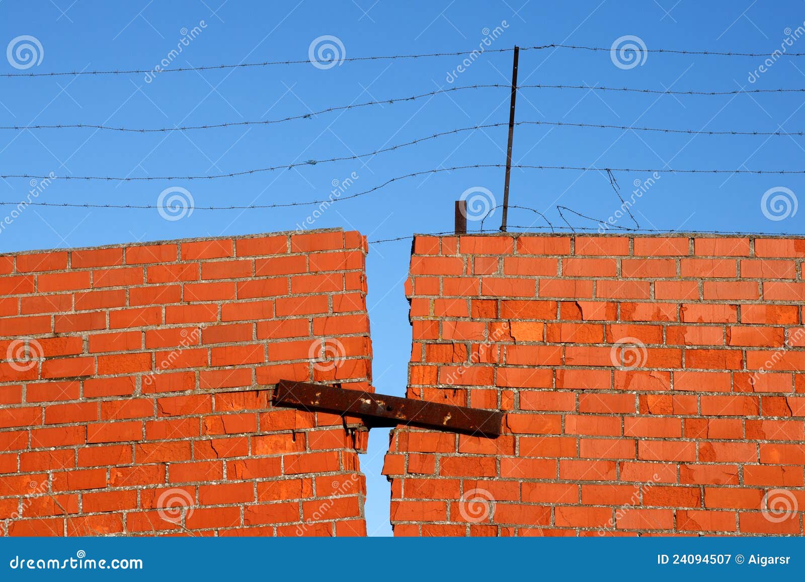 Pared Rota Del Ladrillo Rojo Imagen de archivo - Imagen de primer ...
