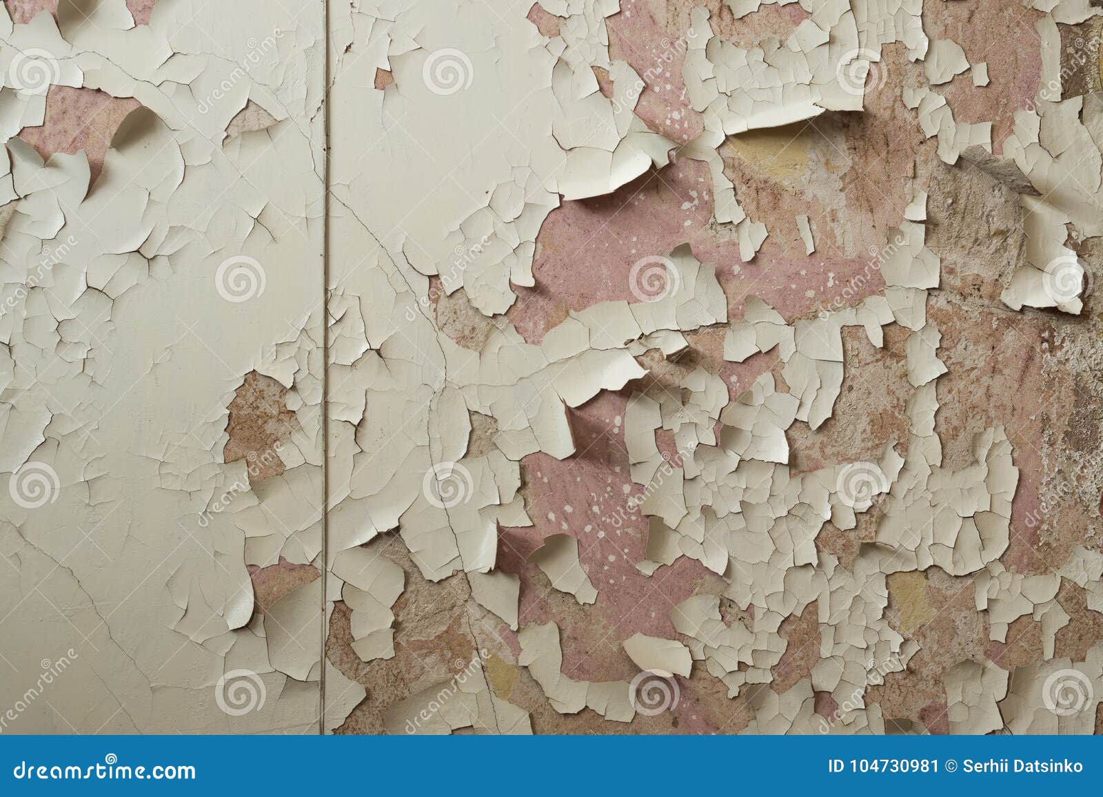 Parede Cor-de-rosa Velha Com Pintura Rachada Imagem de Stock - Imagem ...