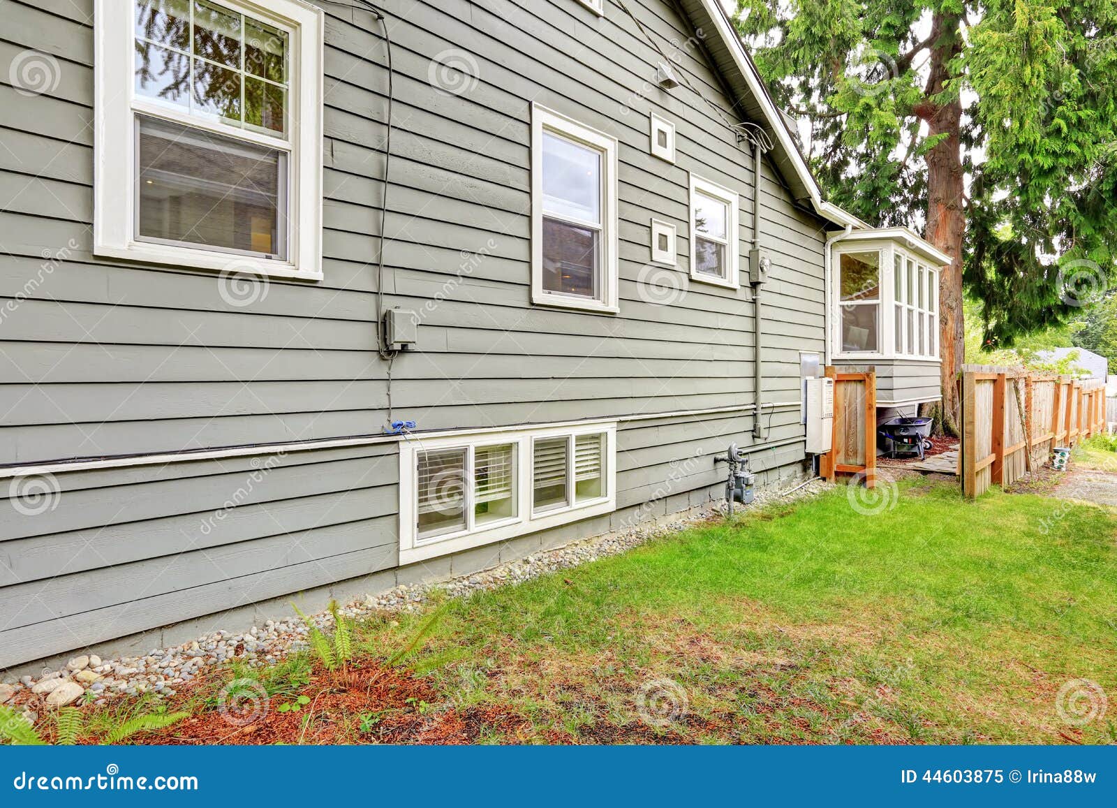 Parede Da Casa Do Tapume Da Ripa Imagem de Stock - Imagem de ripa, paredes: 44603875