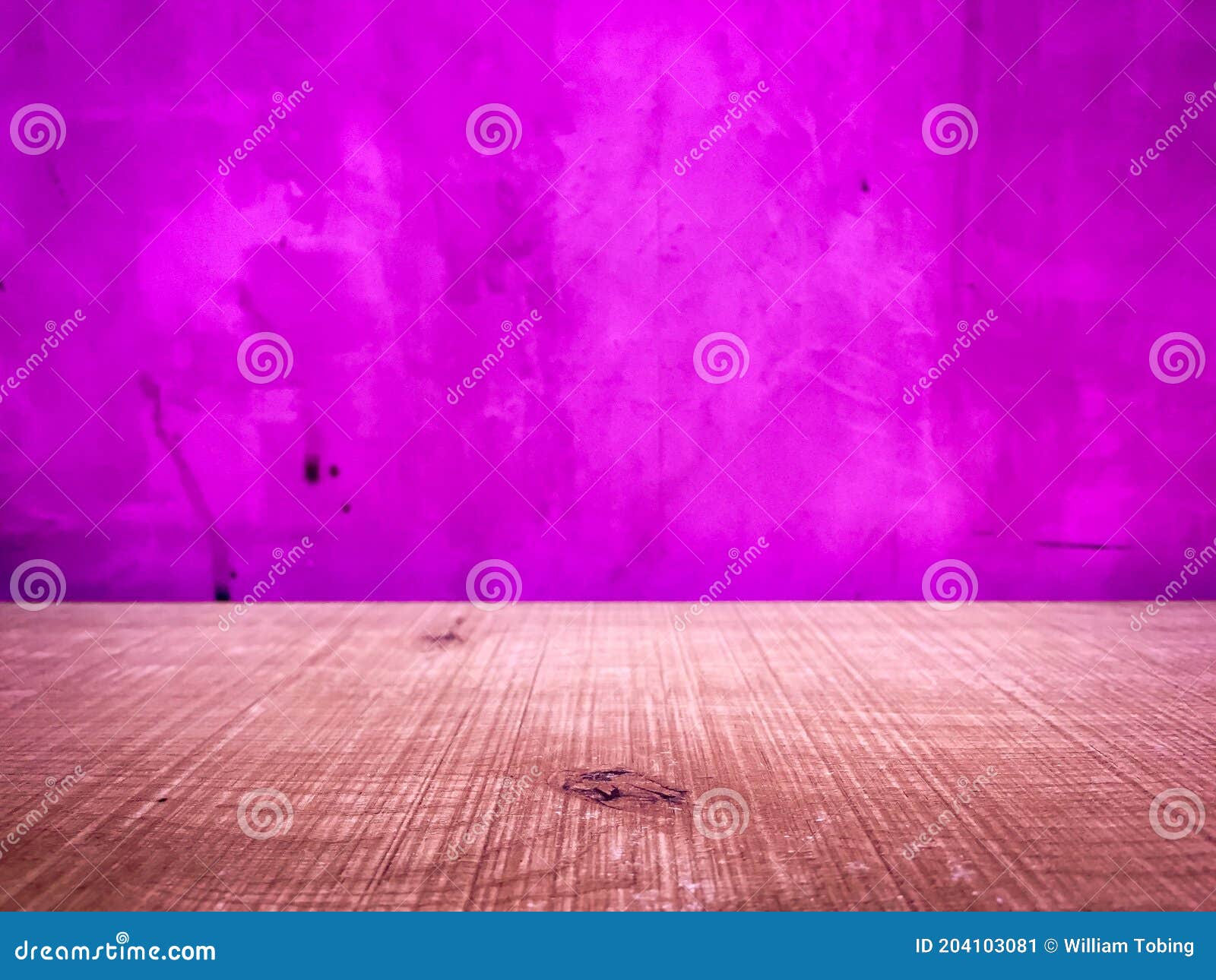 Parede De Fundo Roxa Com Piso De Mesa De Madeira Imagem de Stock ...