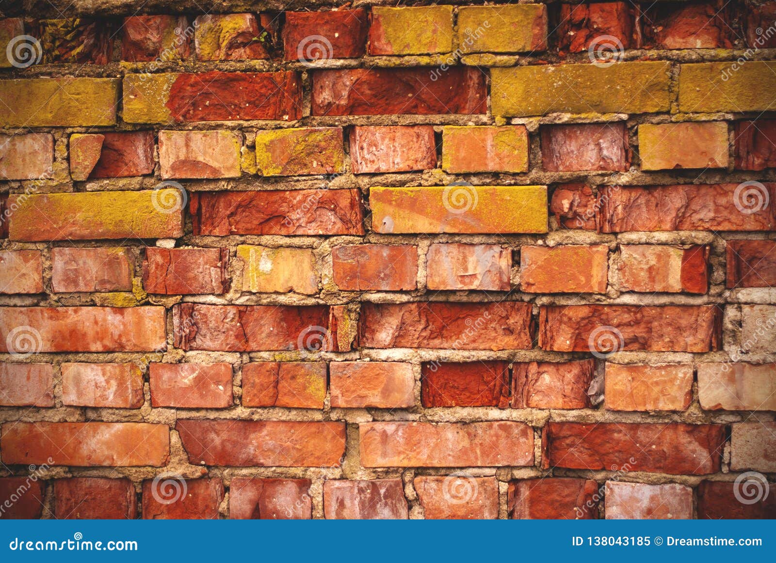 Parede De Tijolo Vermelho Com Fundo Do Grunge Da Textura Do Musgo Com